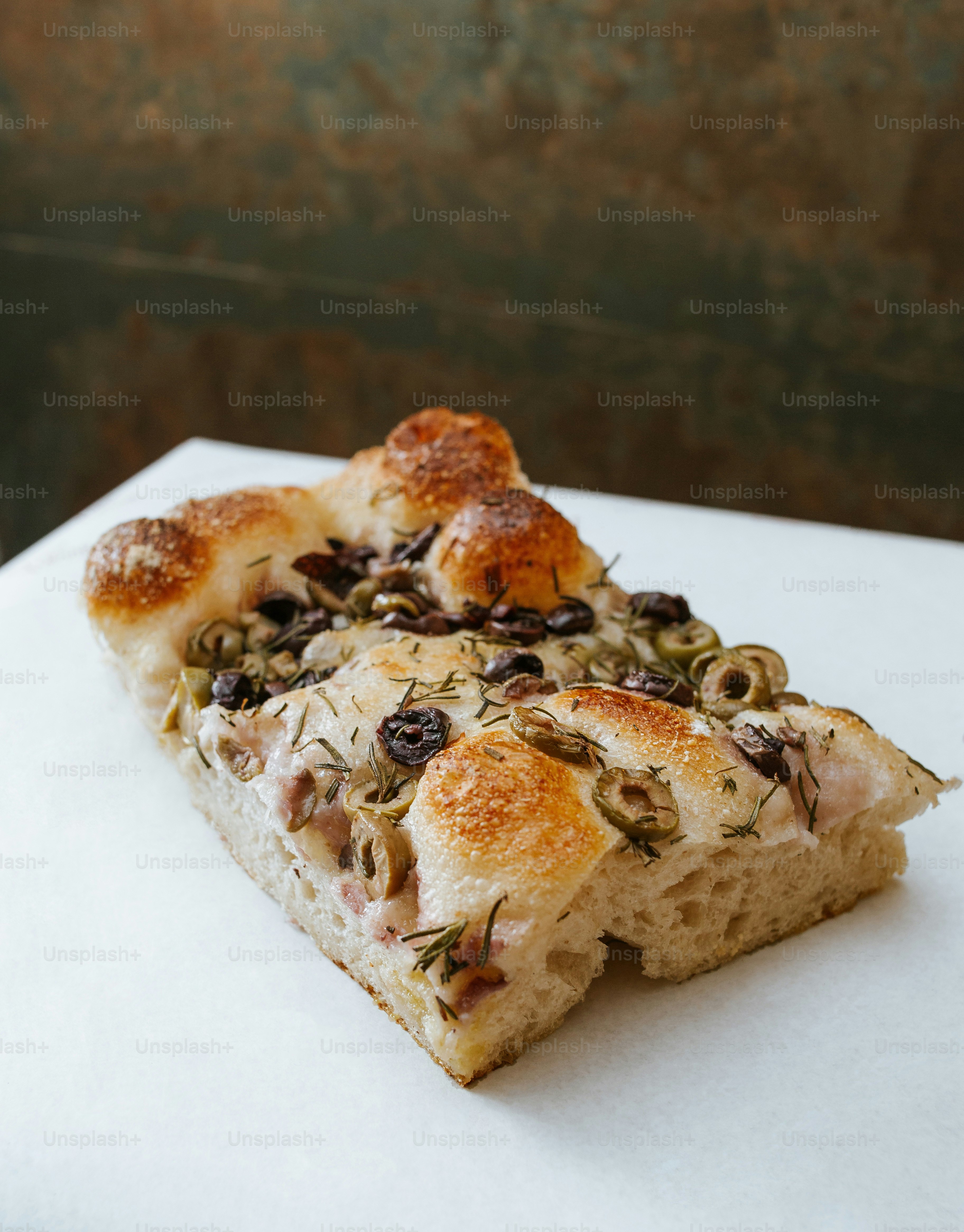 Un morceau de pizza posé sur une serviette blanche photo – Focaccia ...