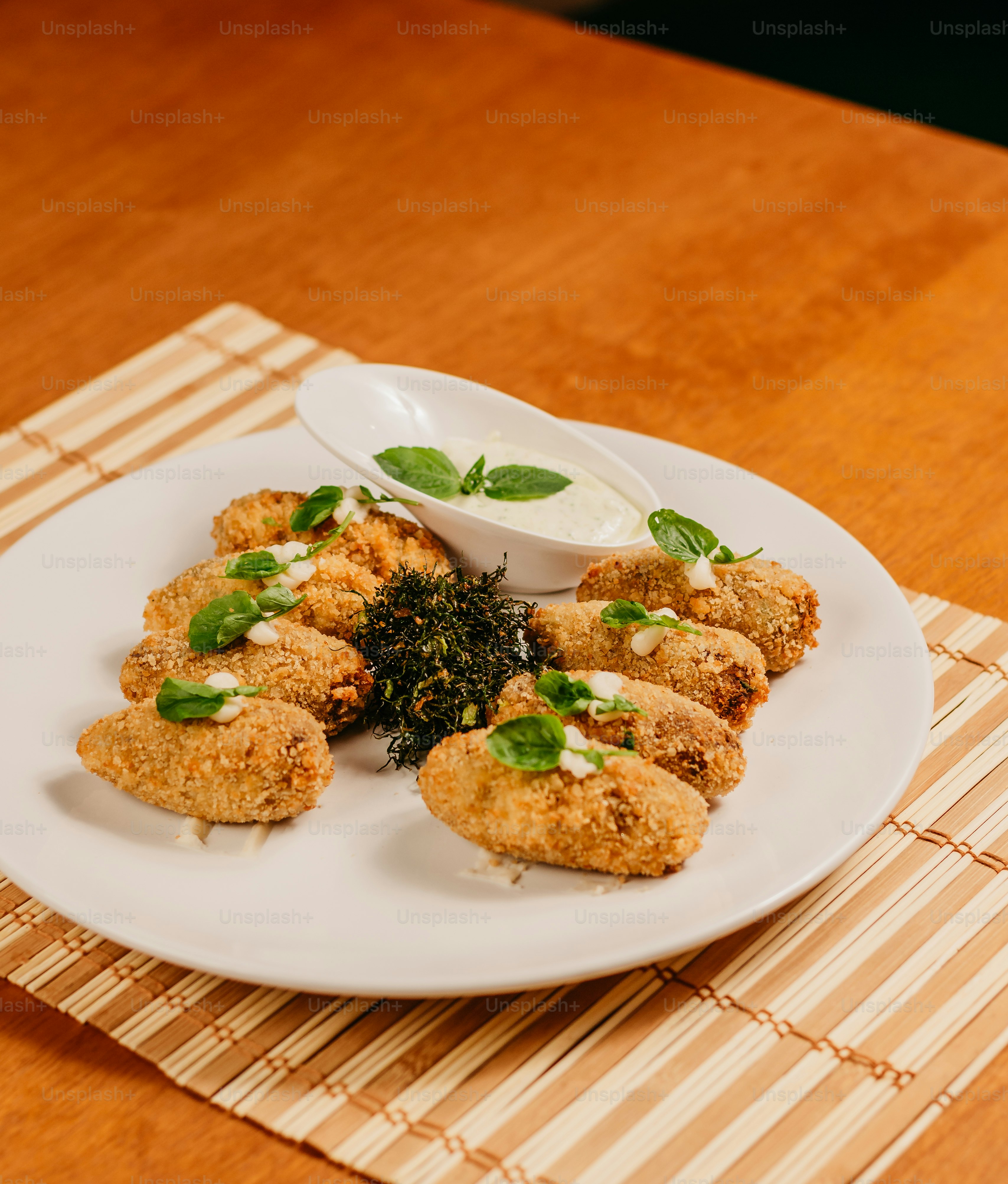 Foto Piring putih dengan makanan gorengan di sebelah semangkuk saus ...