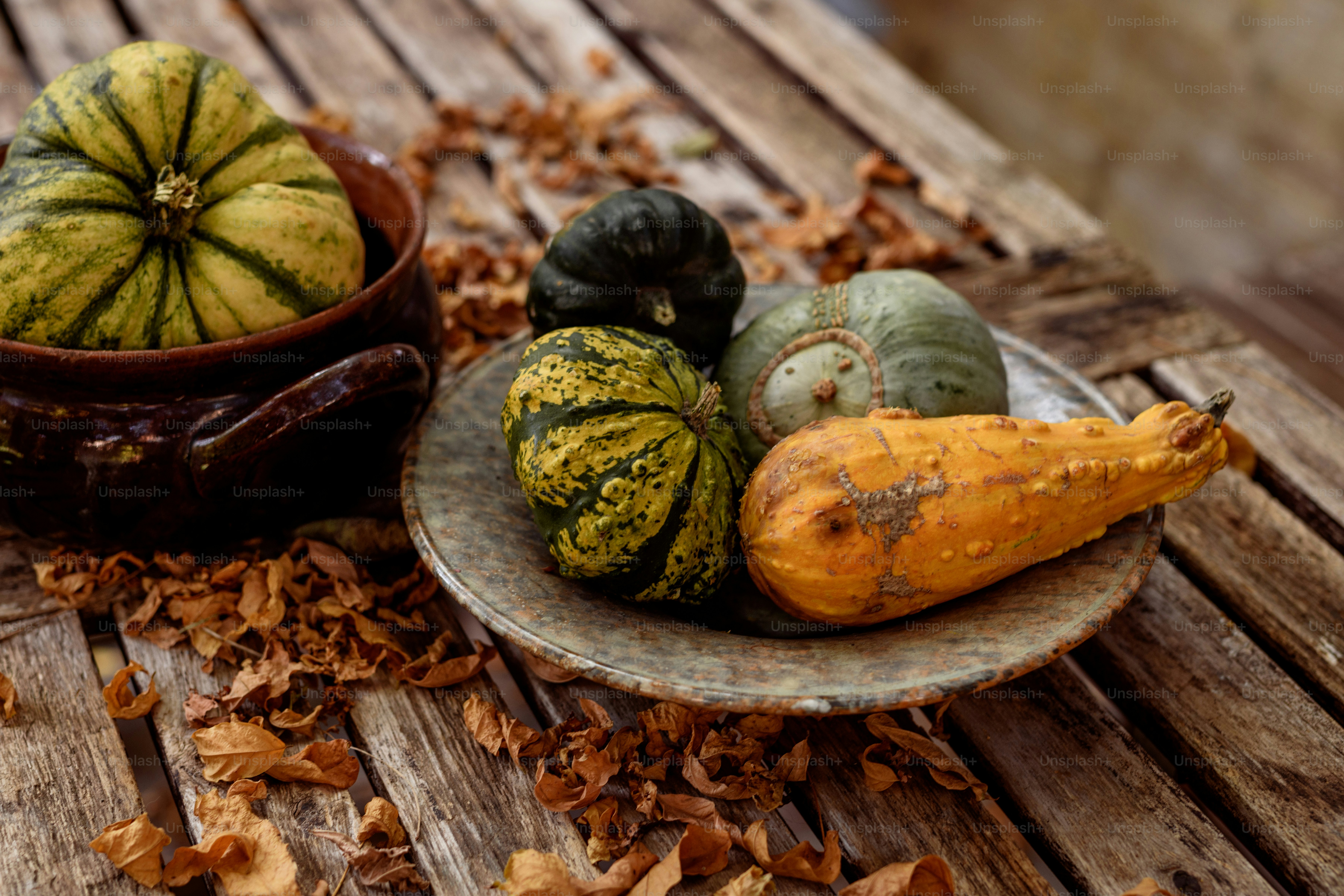 Une table en bois surmontée de différents types de courges photo ...