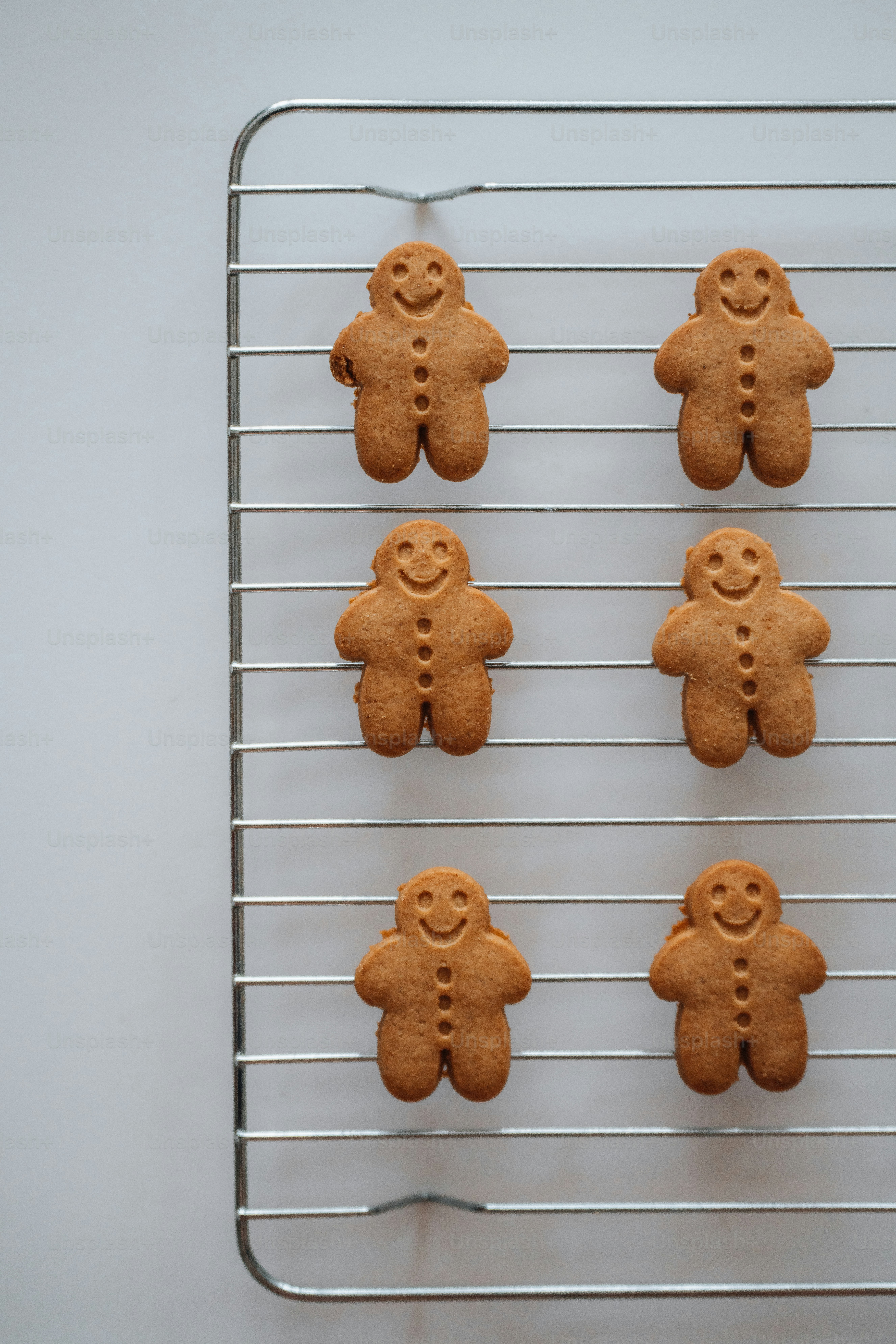 A bunch of cookies that are on a rack photo – Gingerbread men Image on Unsplash