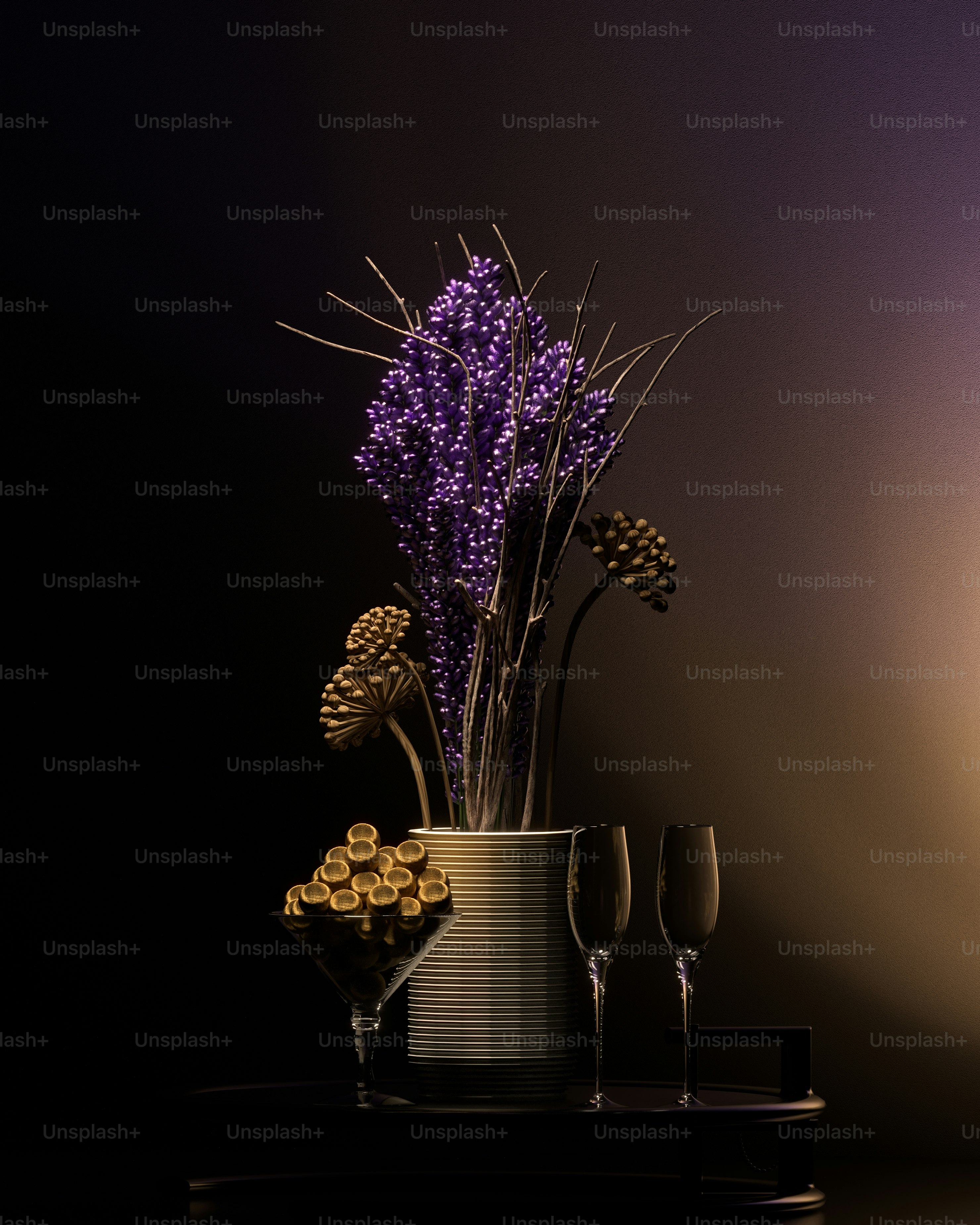Un vase rempli de fleurs violettes à côté de deux verres à vin photo ...