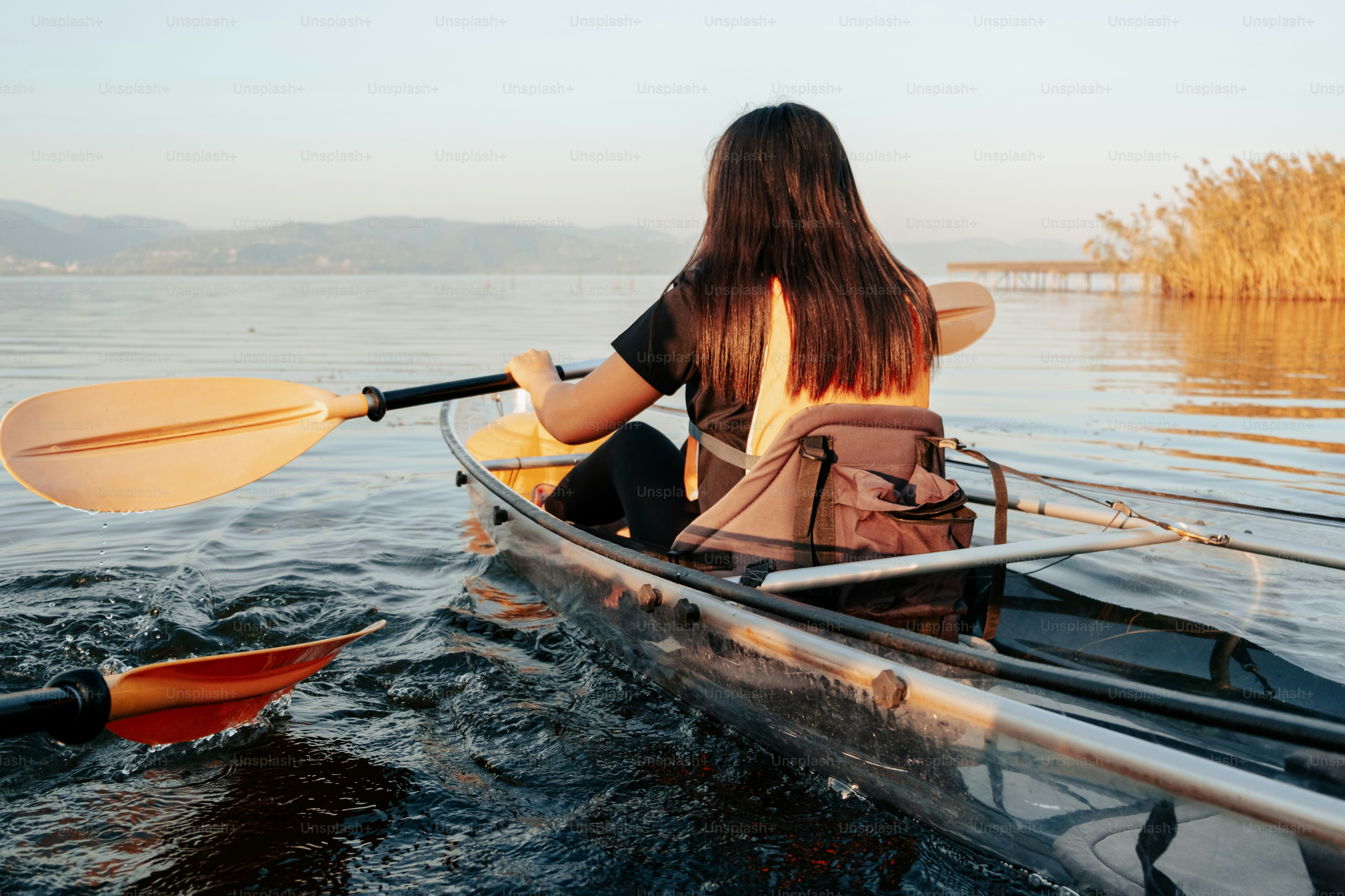 A man in a canoe paddling on the water photo – Paddle Image on Unsplash