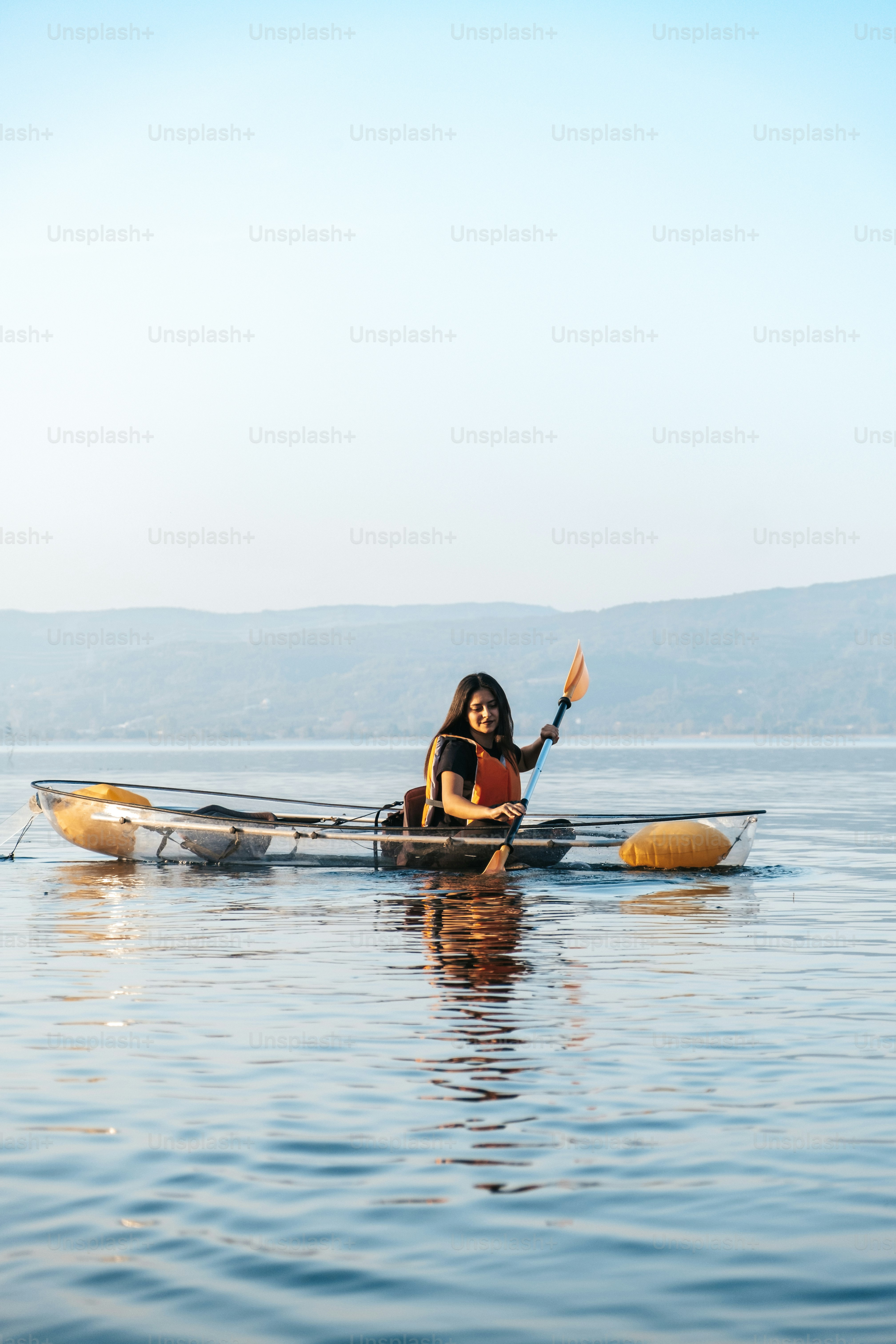 A man in a canoe paddling on the water photo – Paddle Image on Unsplash