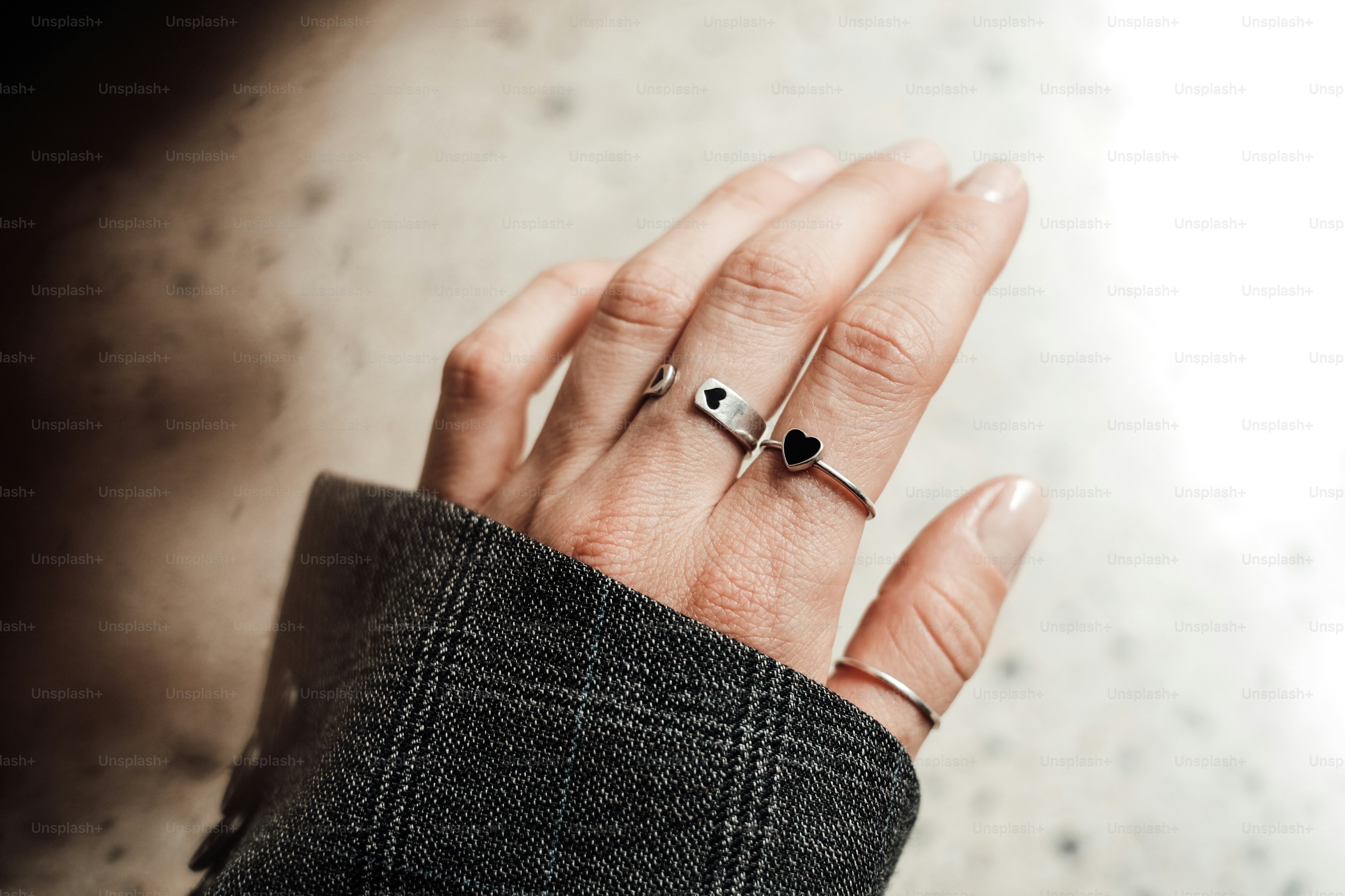 A woman's hand with a ring on it photo – Accessories Image on Unsplash