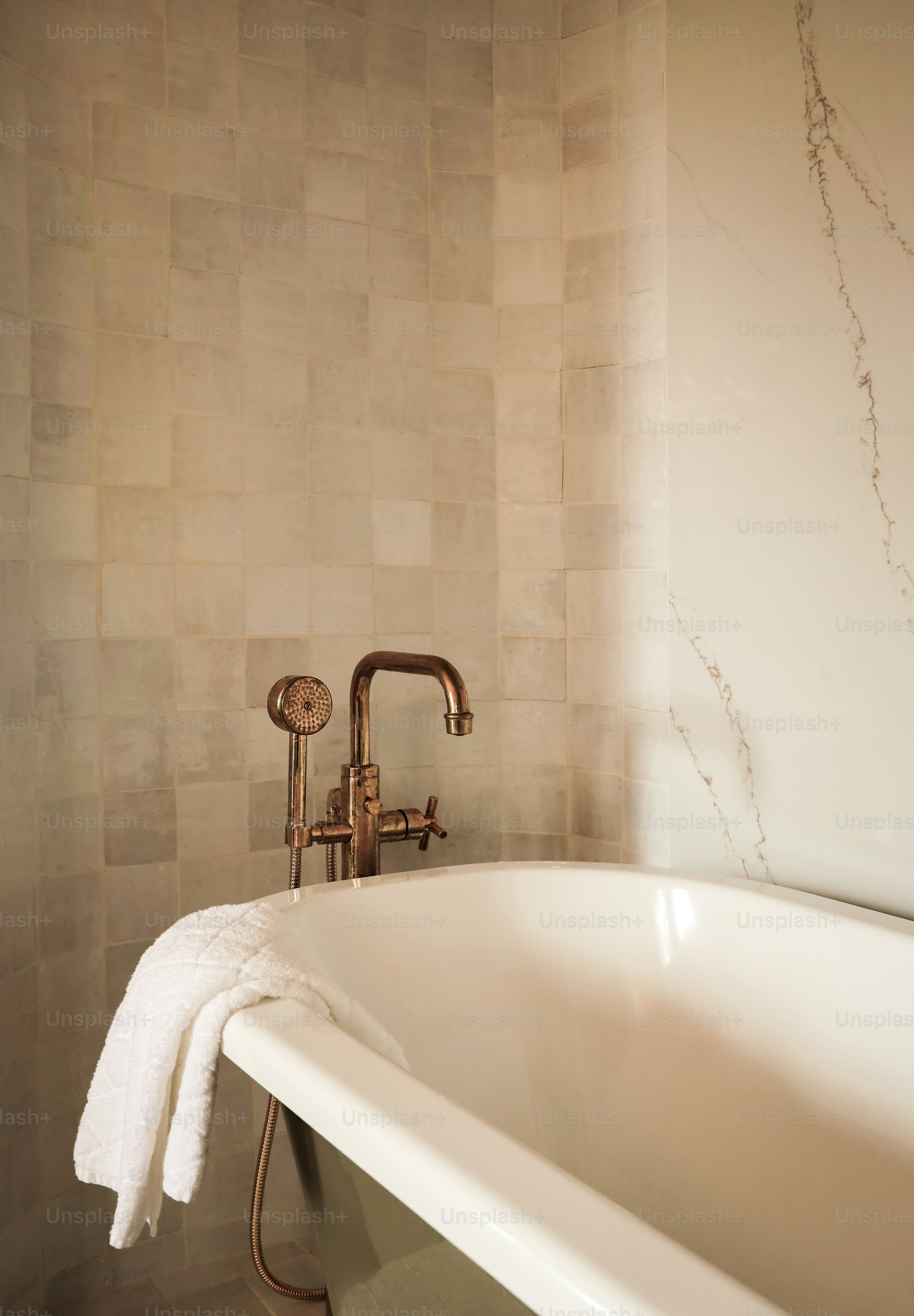 Exploring the Advantages and Drawbacks of Rolled Rim Tubs