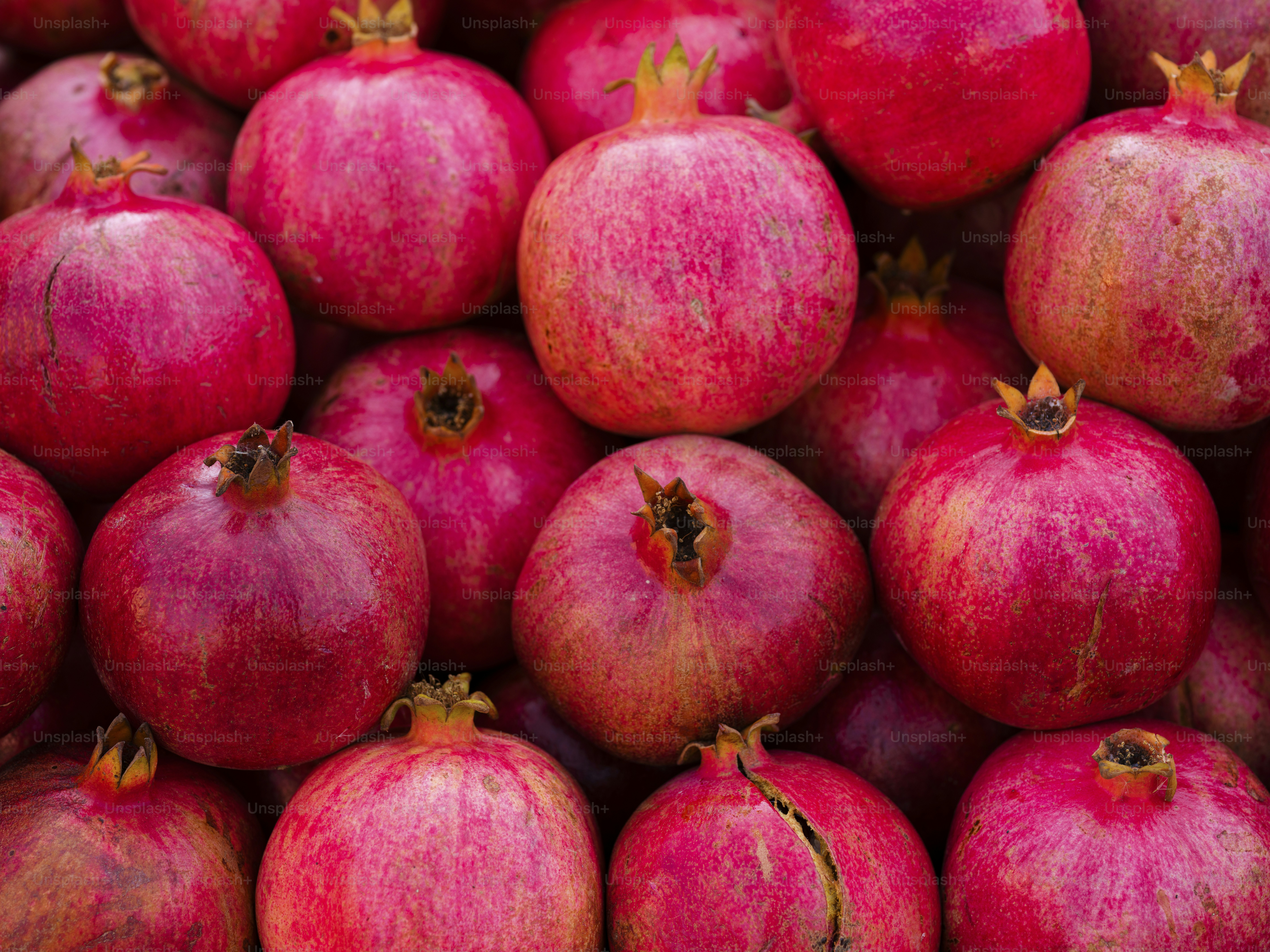 Un tas de grenades assises les unes sur les autres photo – Fruit Photo ...