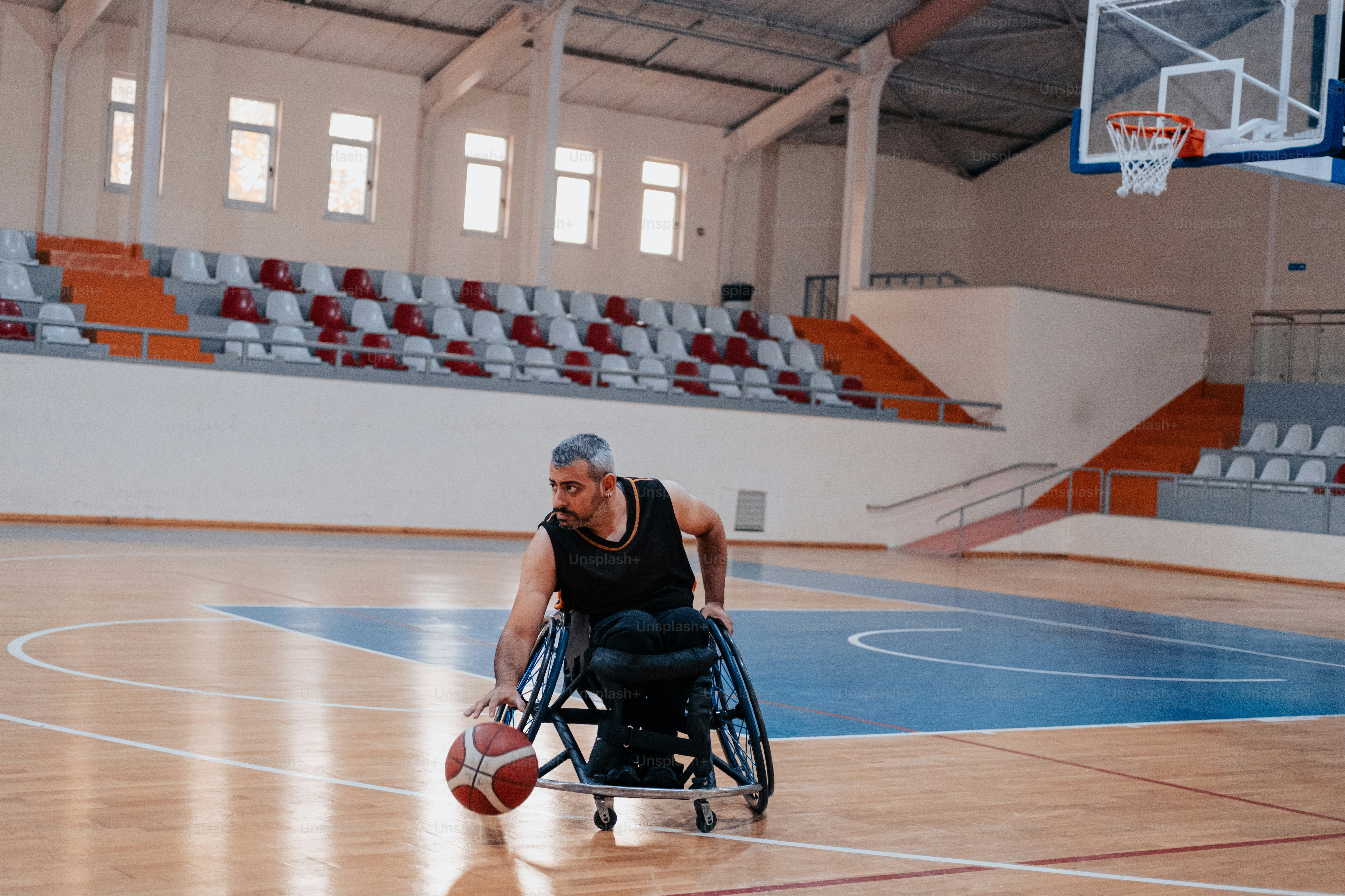 A man in a wheel chair playing basketball photo – Basketball Image on ...