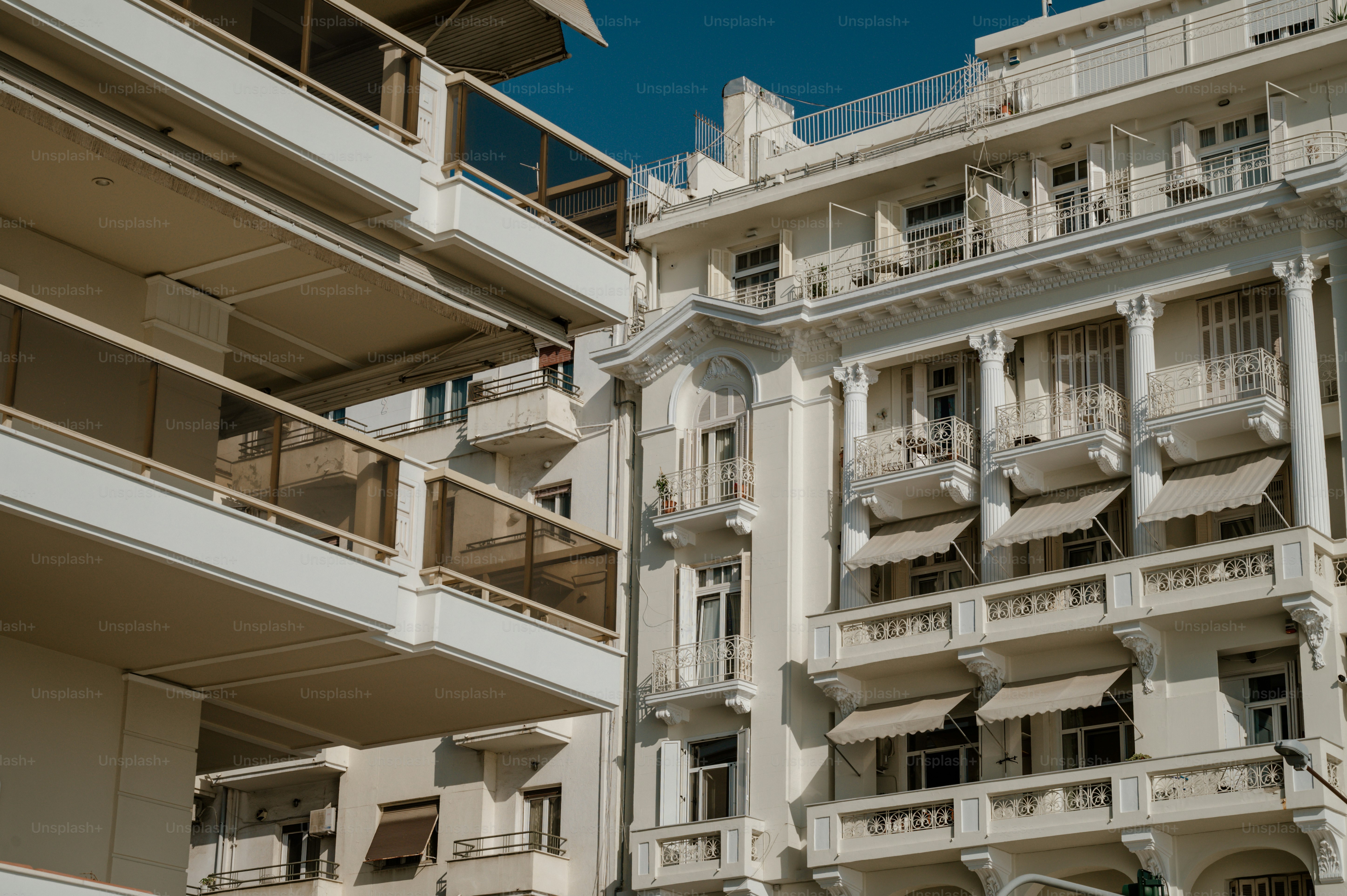 Un gran edificio blanco con balcones y balcones foto – Imagen de Grecia ...