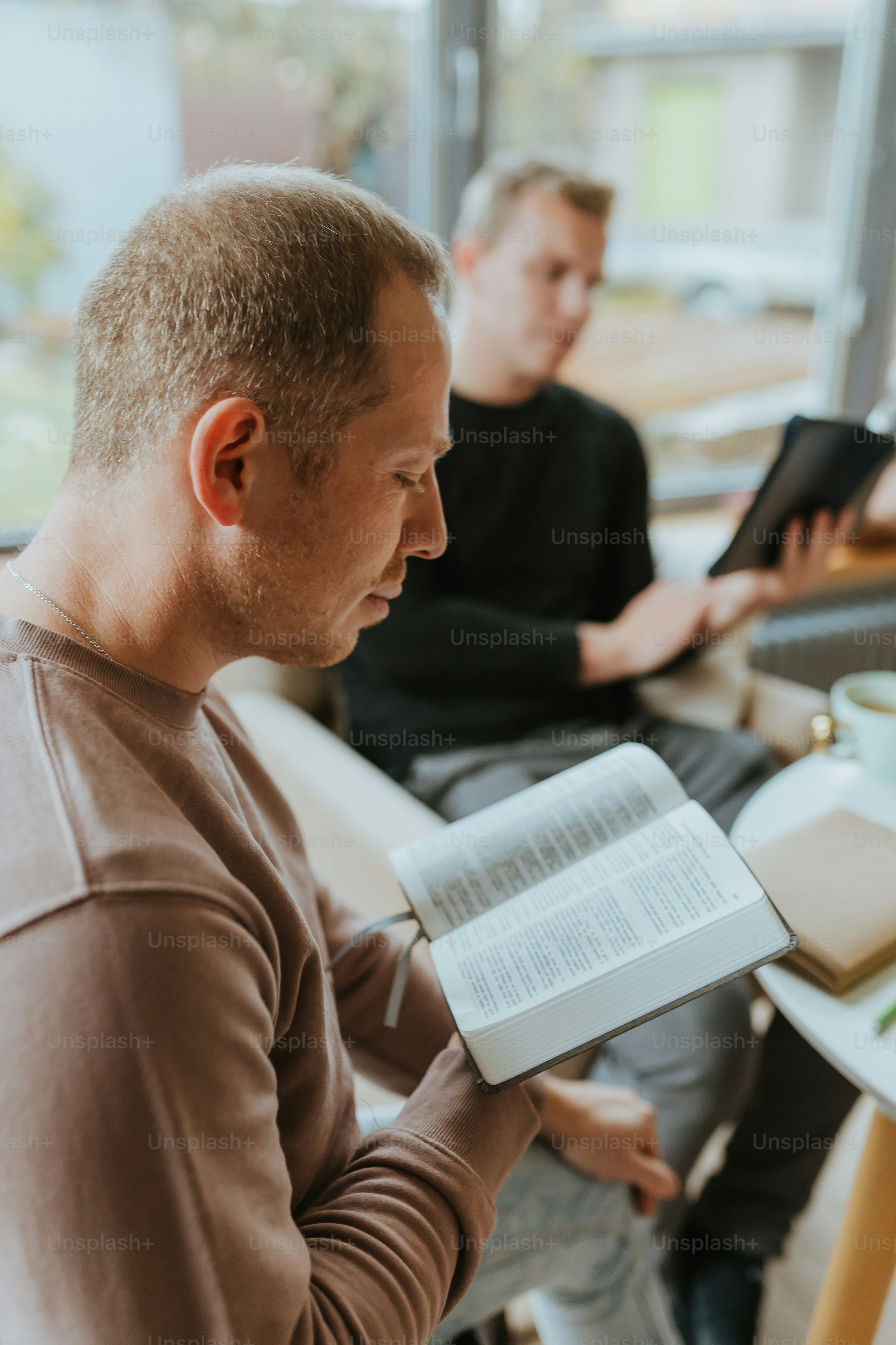 A person reading a book photo – Open bible Image on Unsplash
