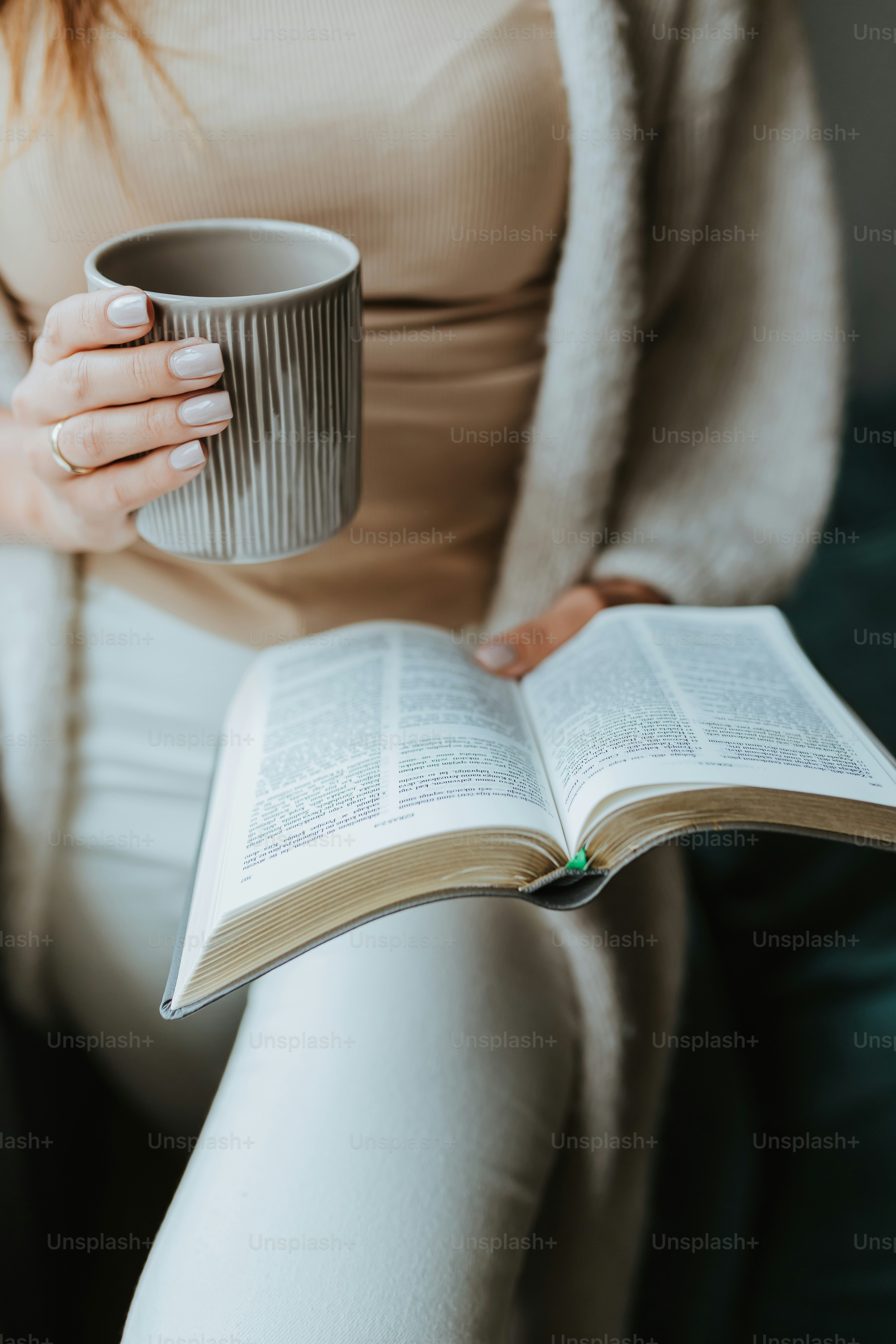 A person reading a book photo – People reading Image on Unsplash