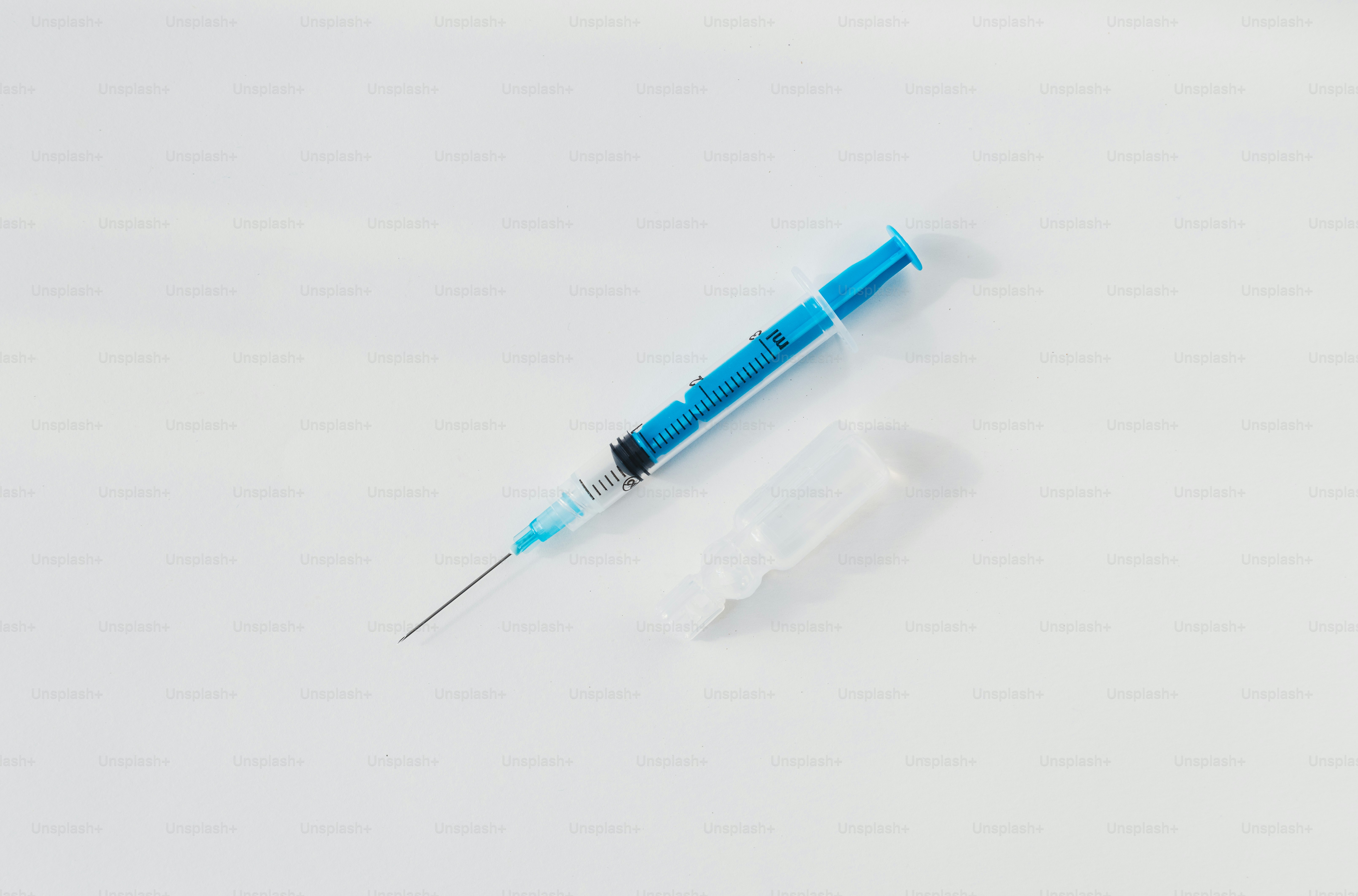 Una aguja azul y negra y un fondo blanco foto – Imagen de Atención ...