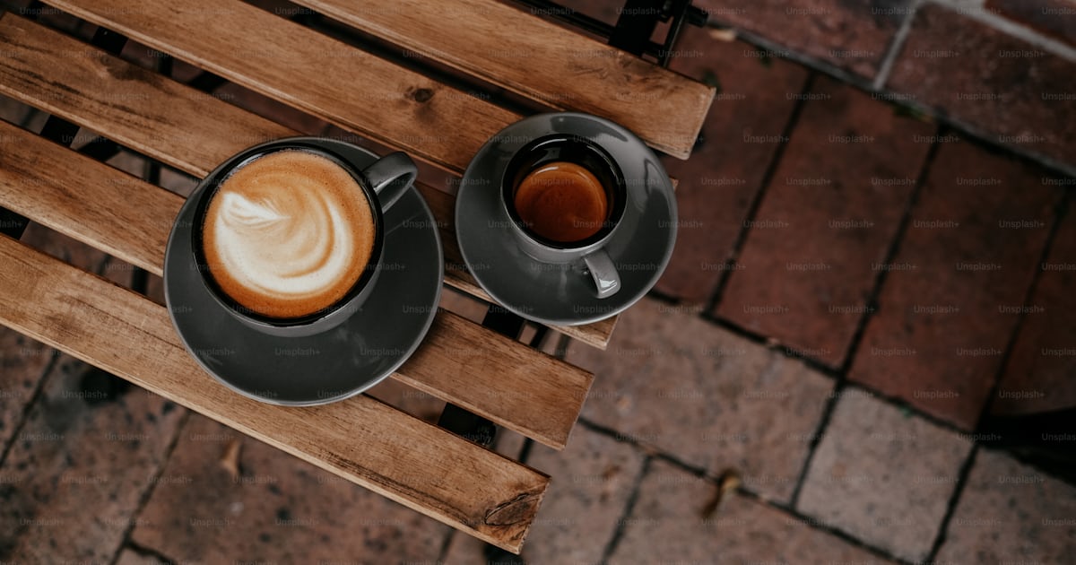Deux Tasses De Café Sur Une Table En Bois Photo Image De Blanc Plat