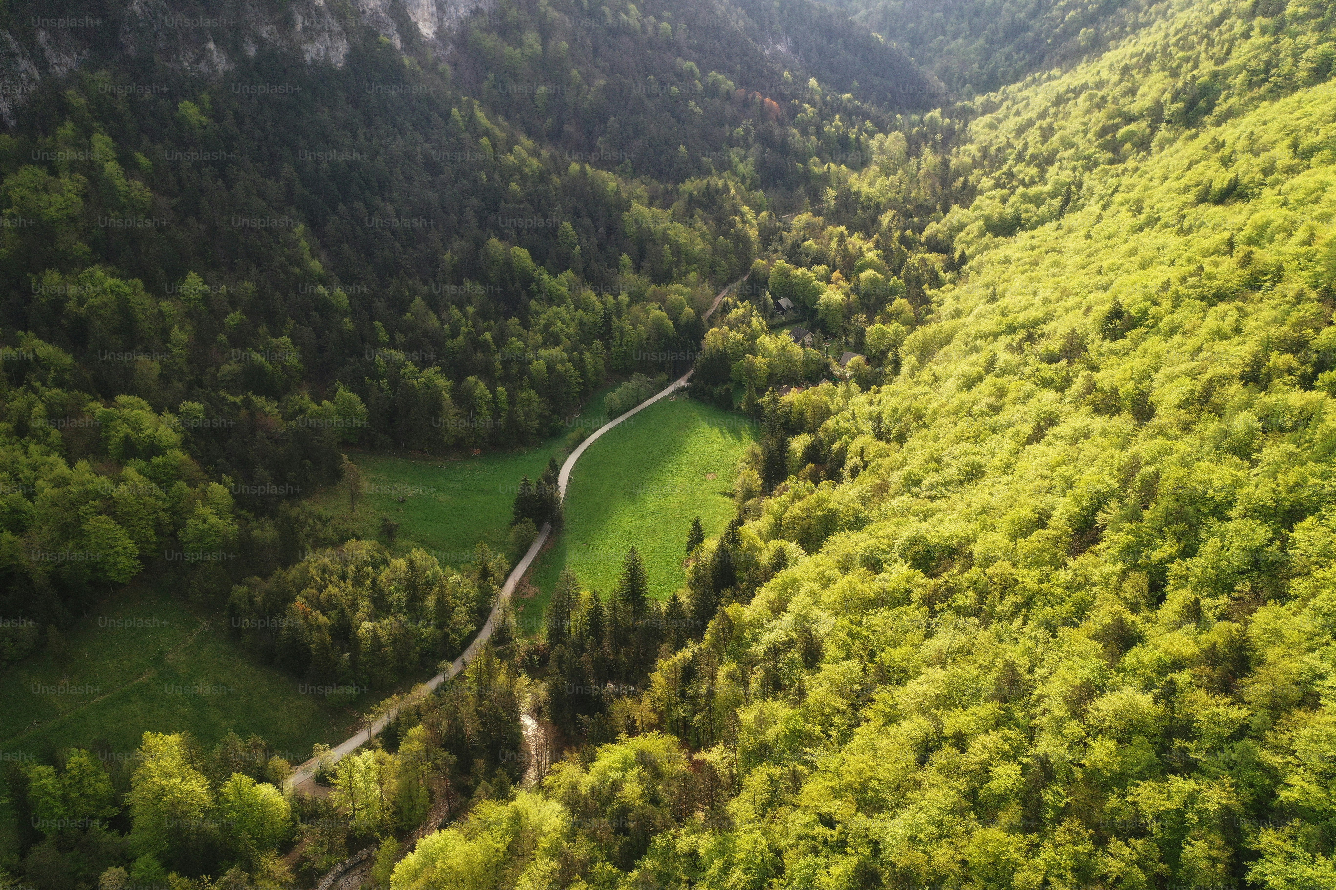 Une vue aérienne d’une vallée verdoyante photo – Vallée Photo sur Unsplash