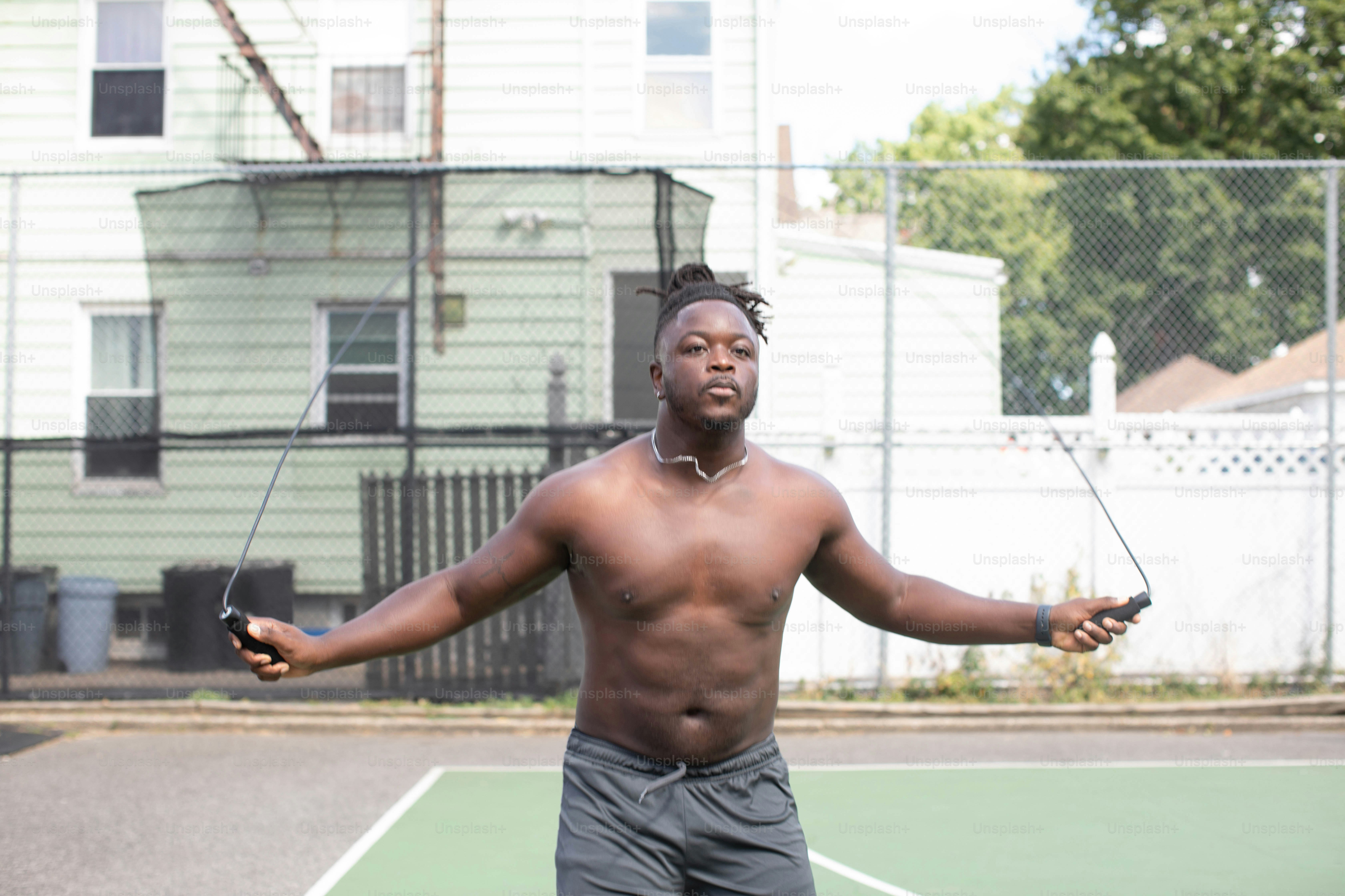 A man holding a tennis racquet on a tennis court photo – Basketball ...