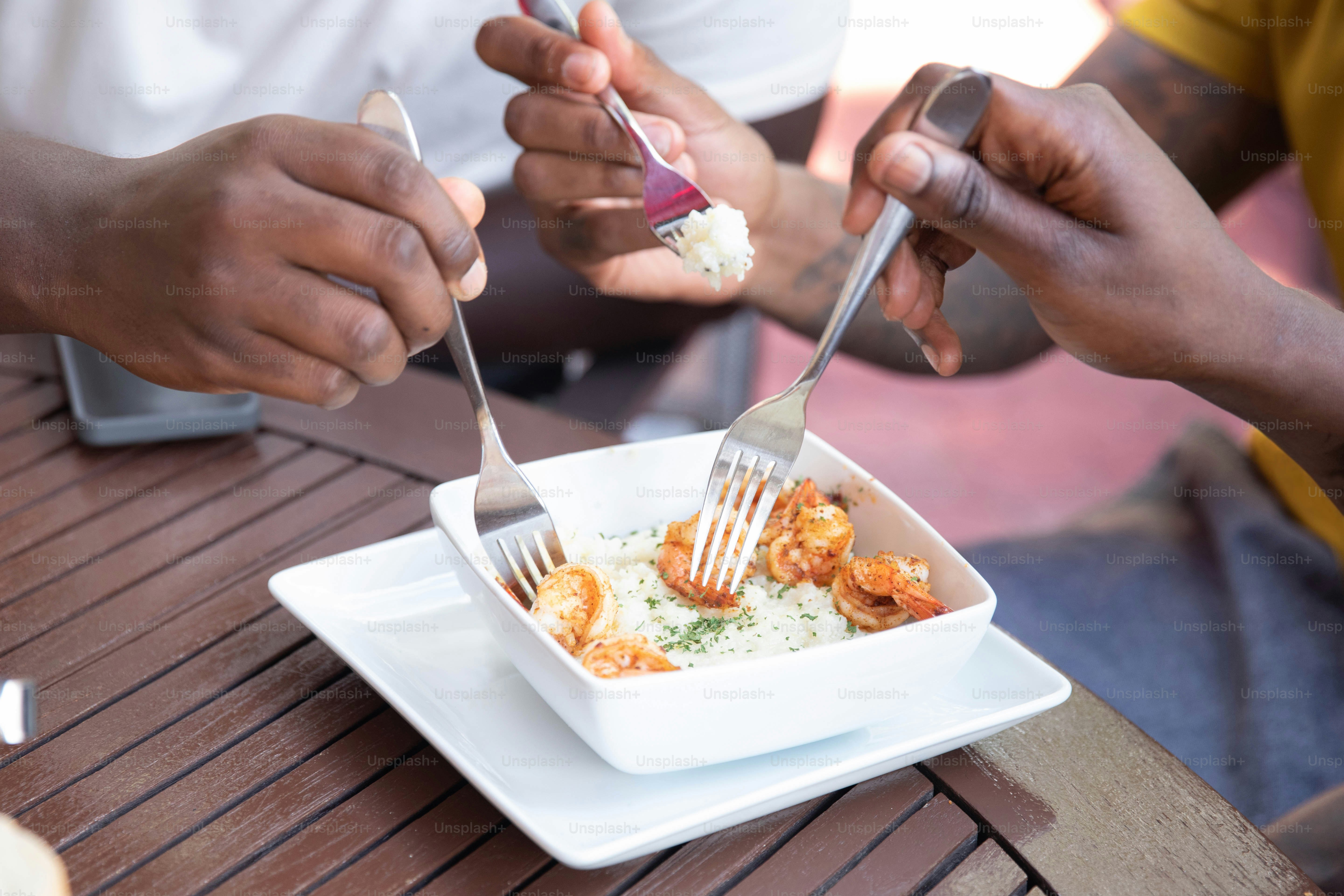 A couple of people that are eating some food photo – Food Image on Unsplash
