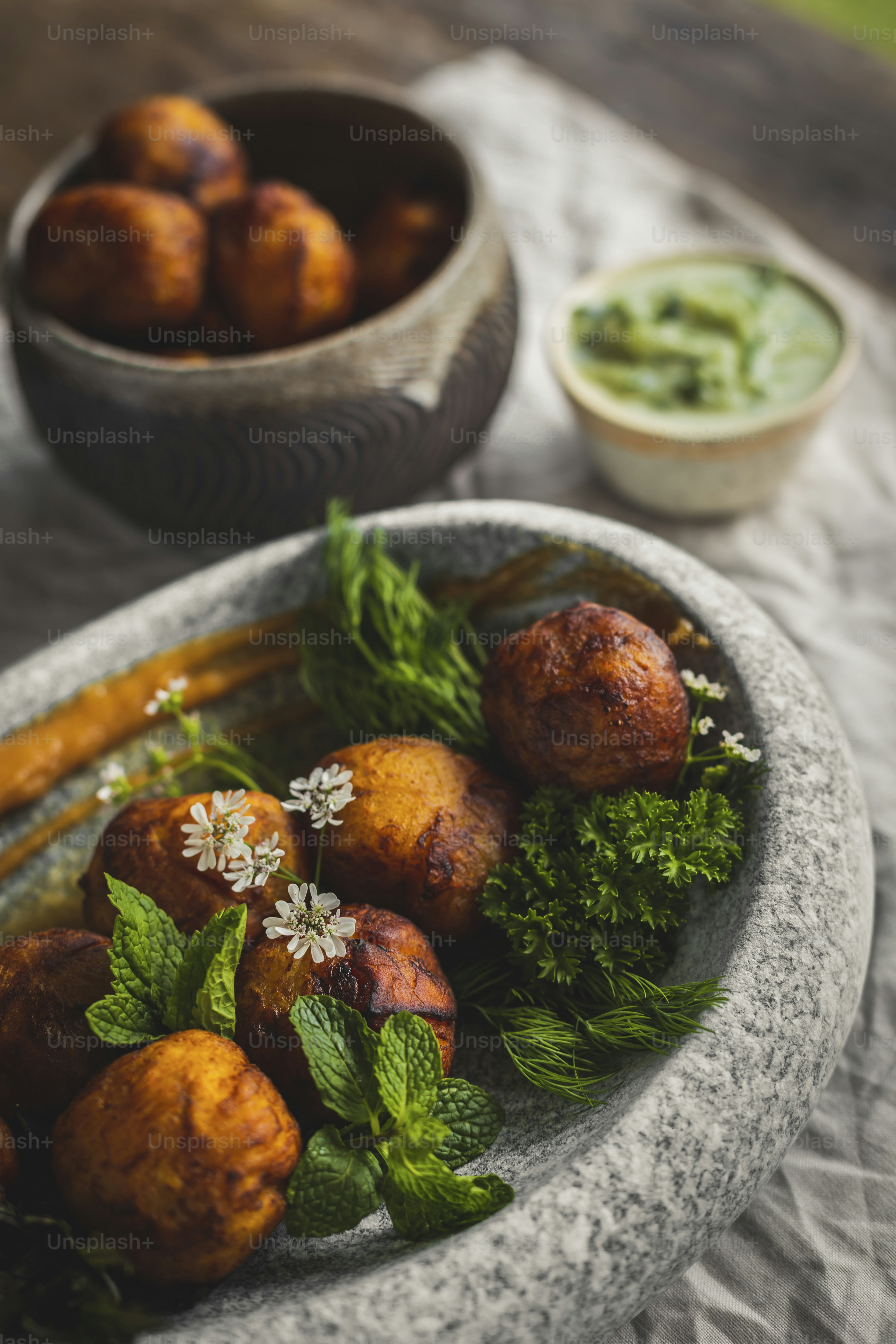 Foto Un tazón de comida en una mesa junto a un tazón de salsa – Comida ...