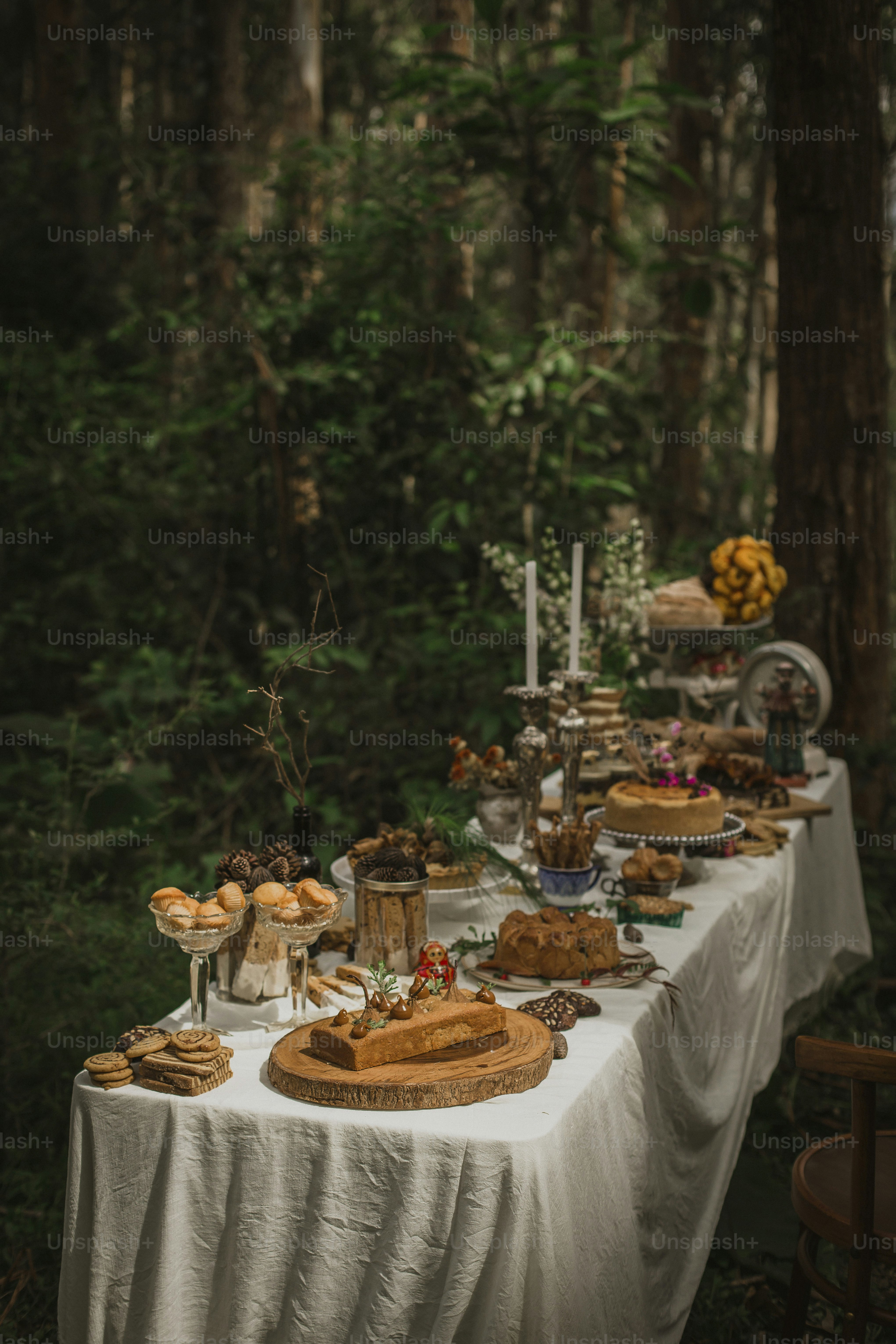 Foto Una mesa larga con mucha comida – Comida compartida Imagen en Unsplash