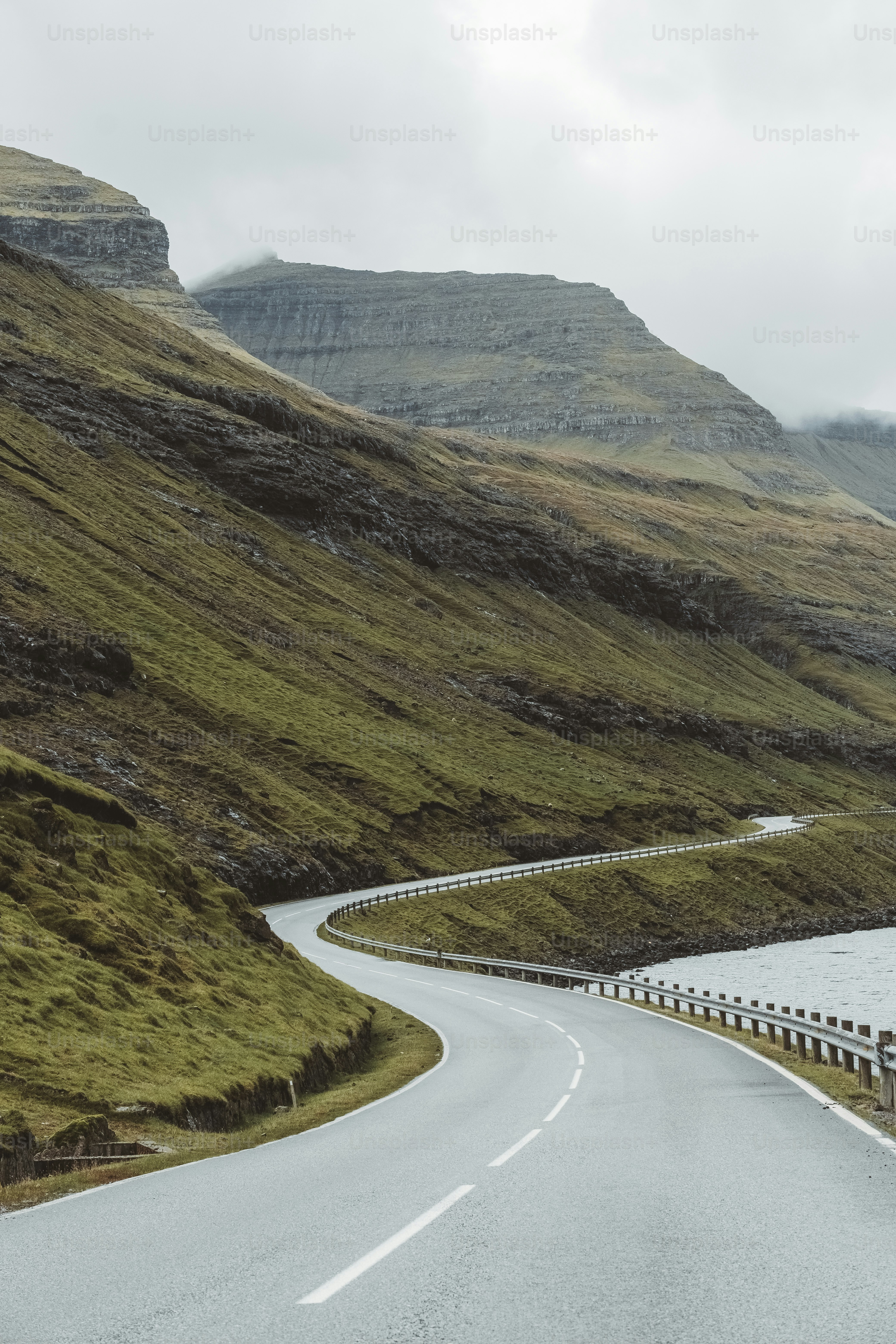 Une route sinueuse au milieu d’une chaîne de montagnes photo – Image de ...