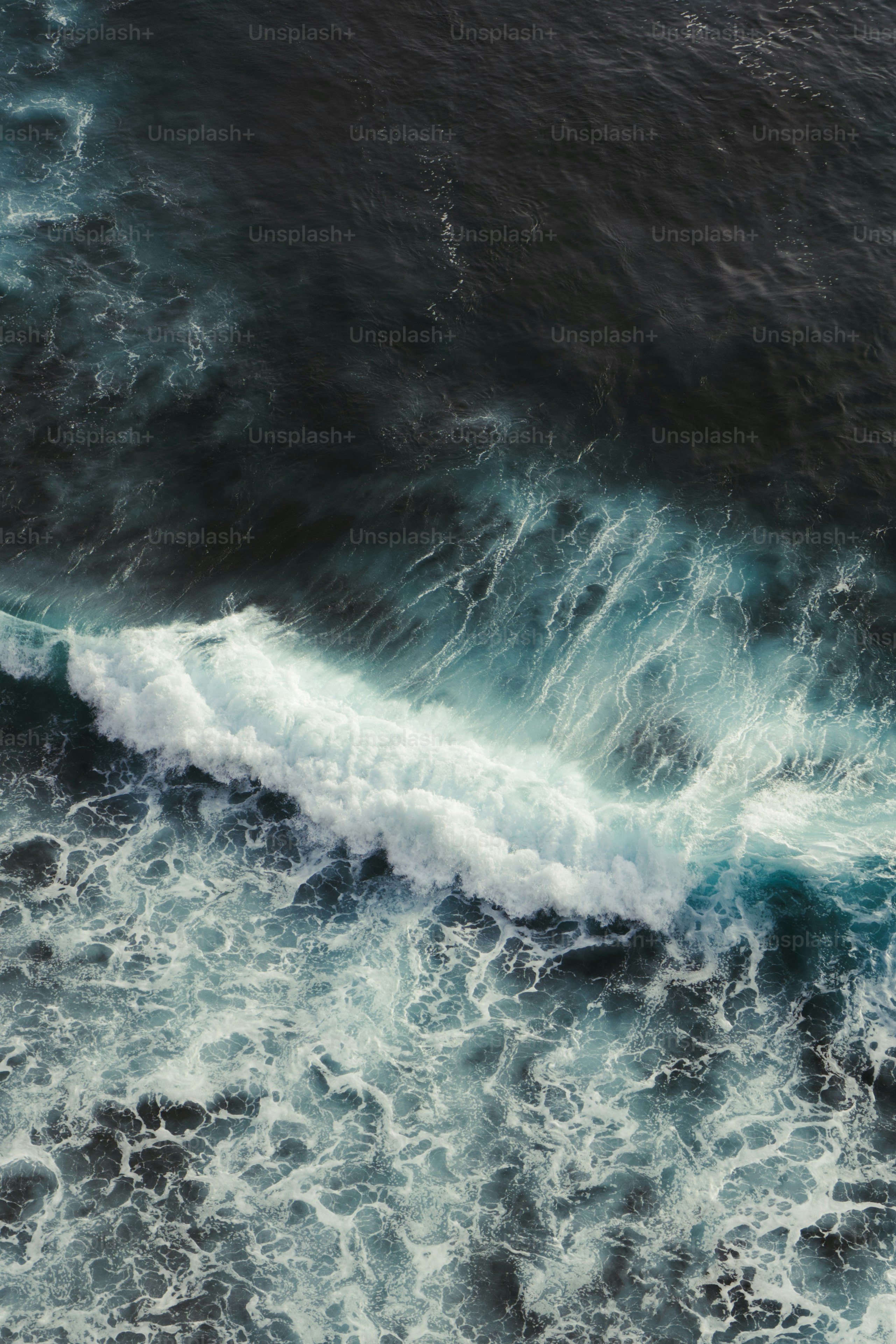 A large wave is coming towards the shore photo – Bali Image on Unsplash