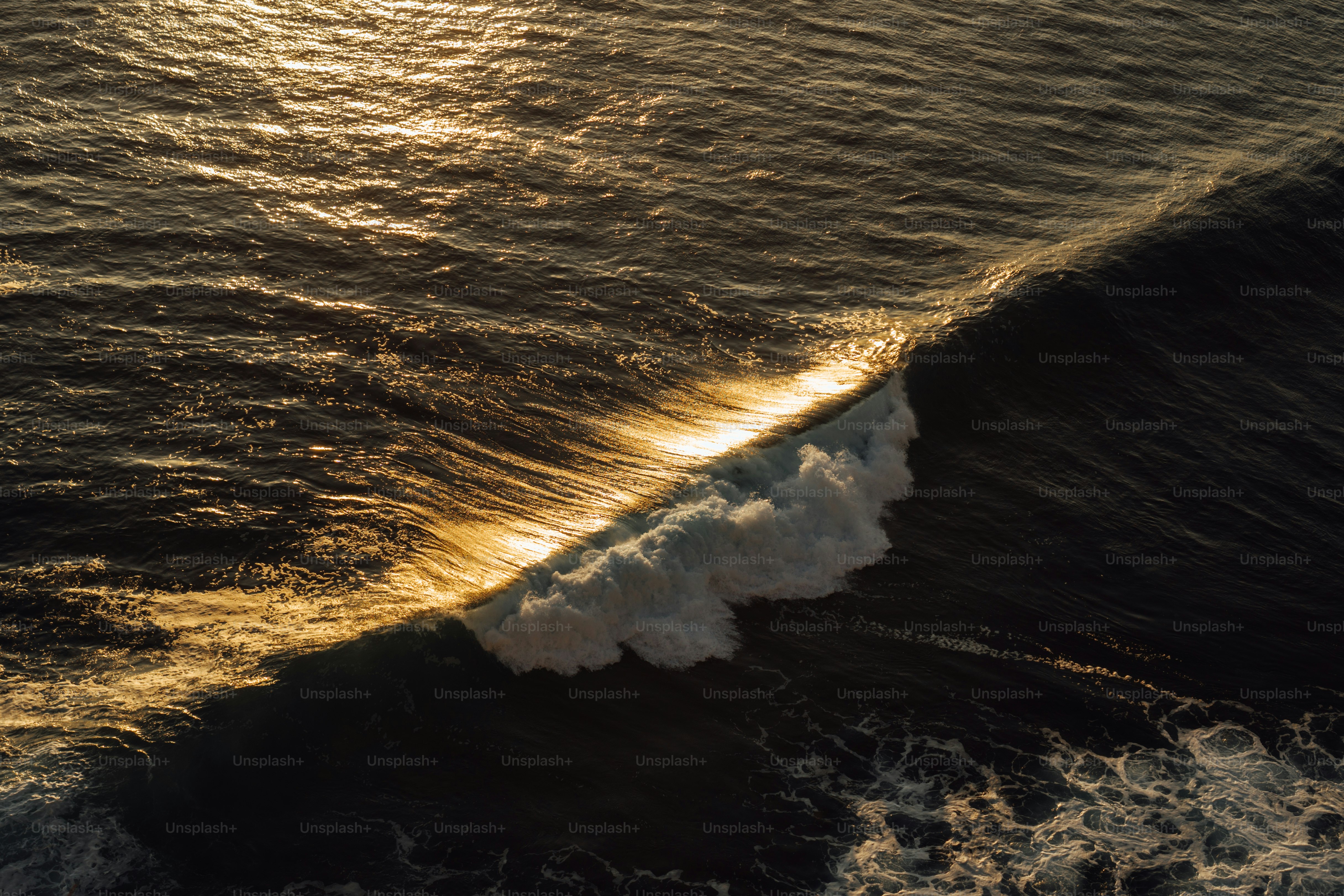 A large wave is coming towards the shore photo – Bali Image on Unsplash