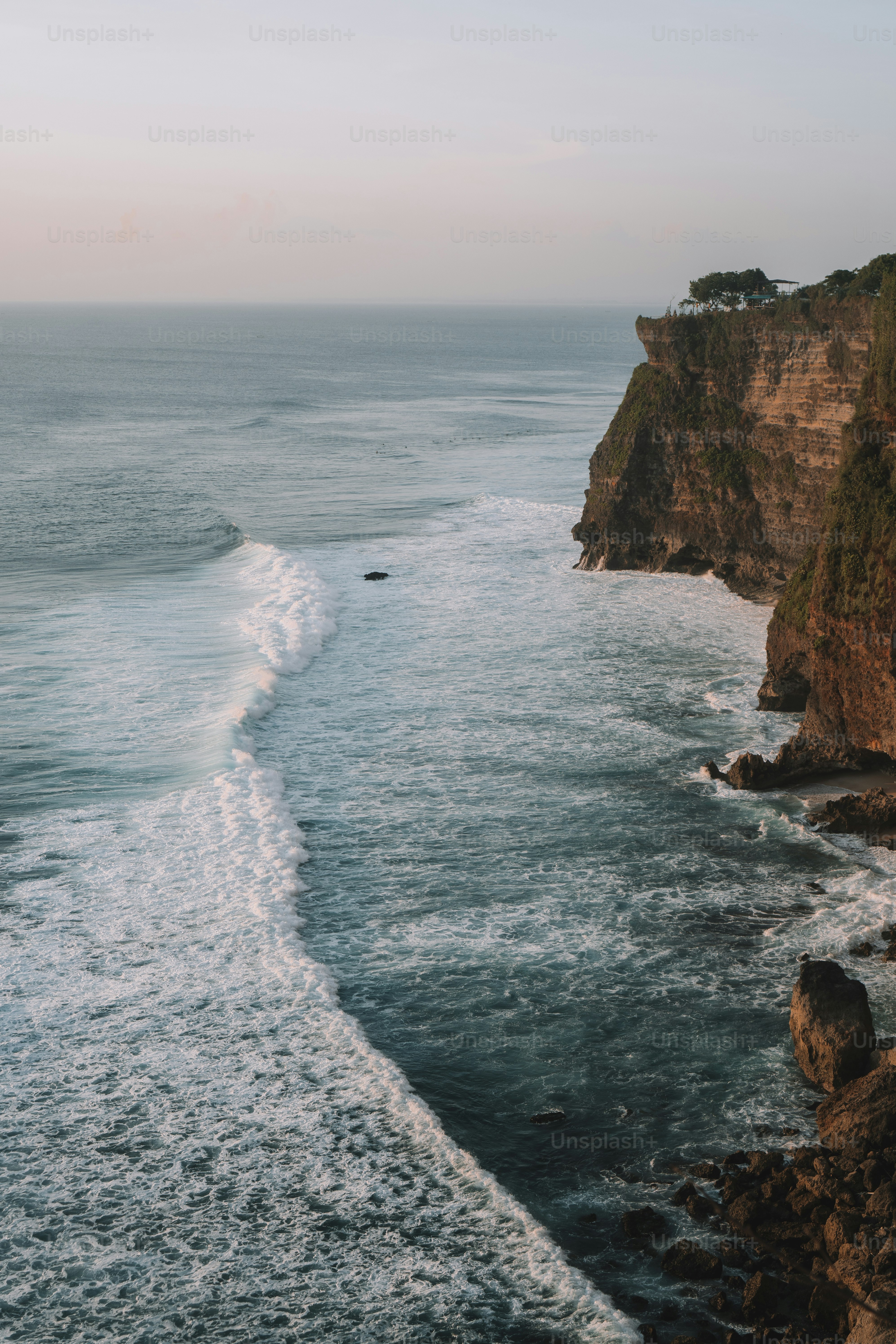 A view of the ocean from a cliff photo – Cliff Image on Unsplash
