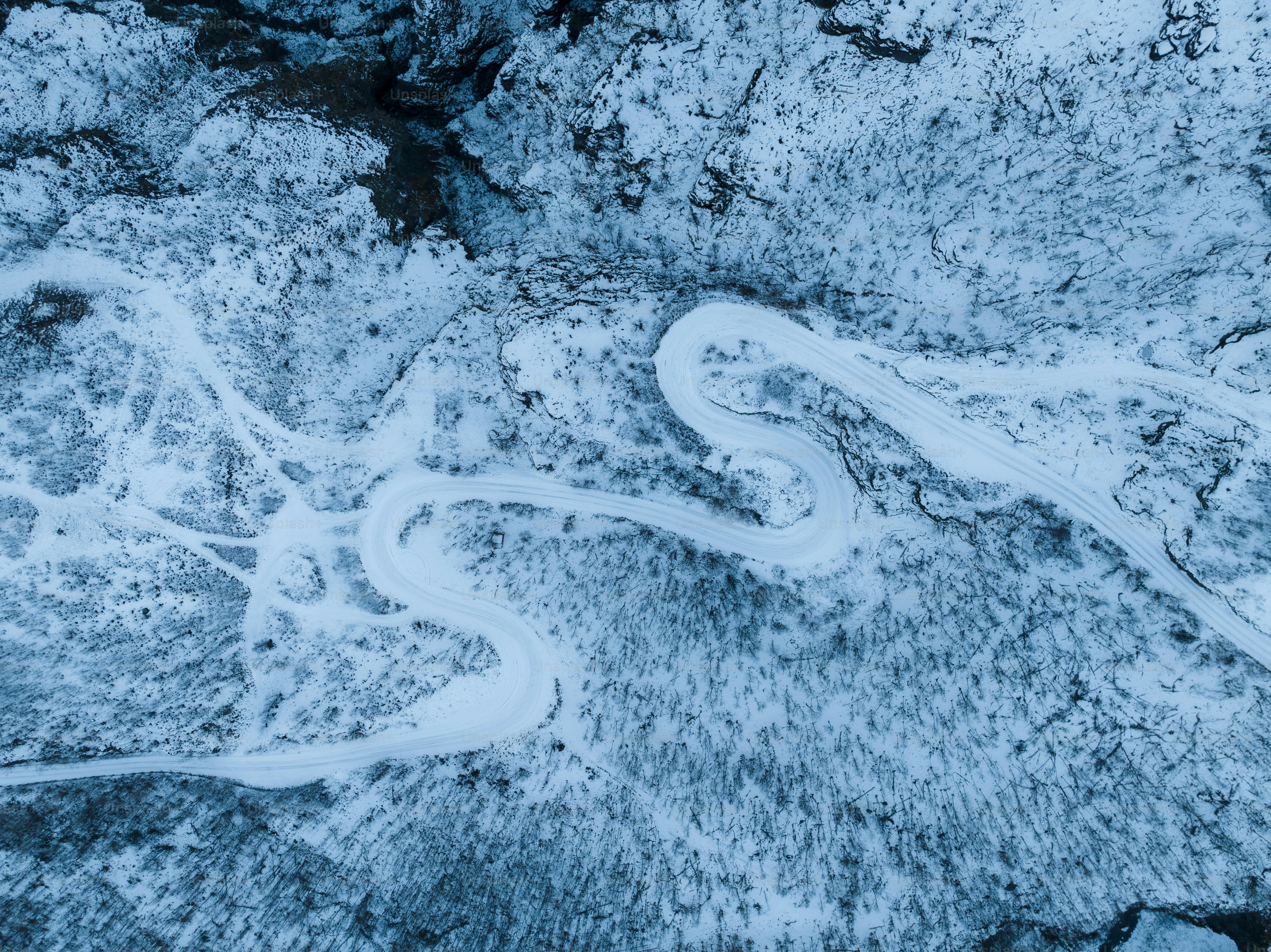 Vue aérienne d’une route sinueuse dans la neige photo – - Route ...