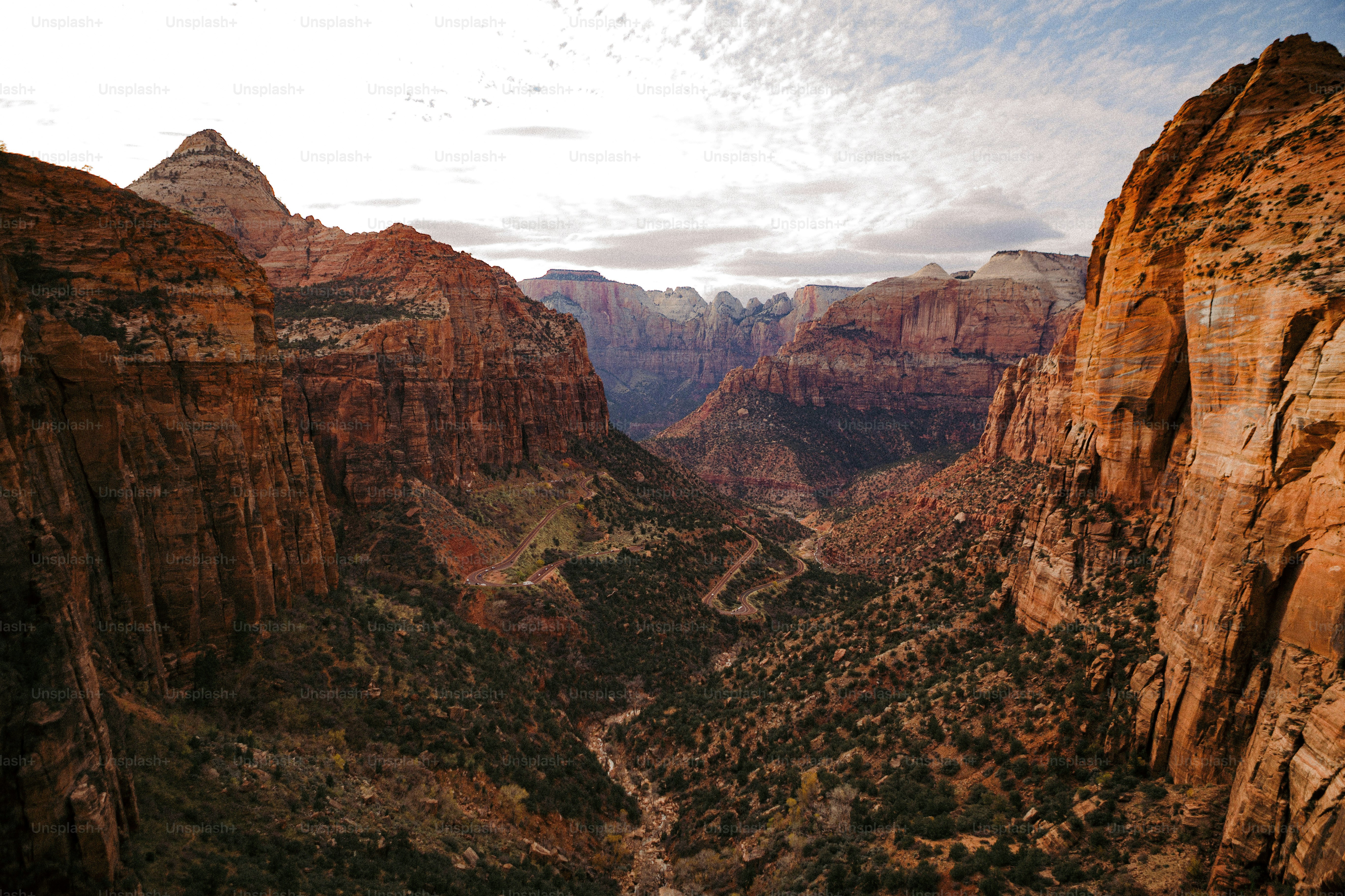 Une vue panoramique d’un canyon avec des montagnes en arrière-plan ...