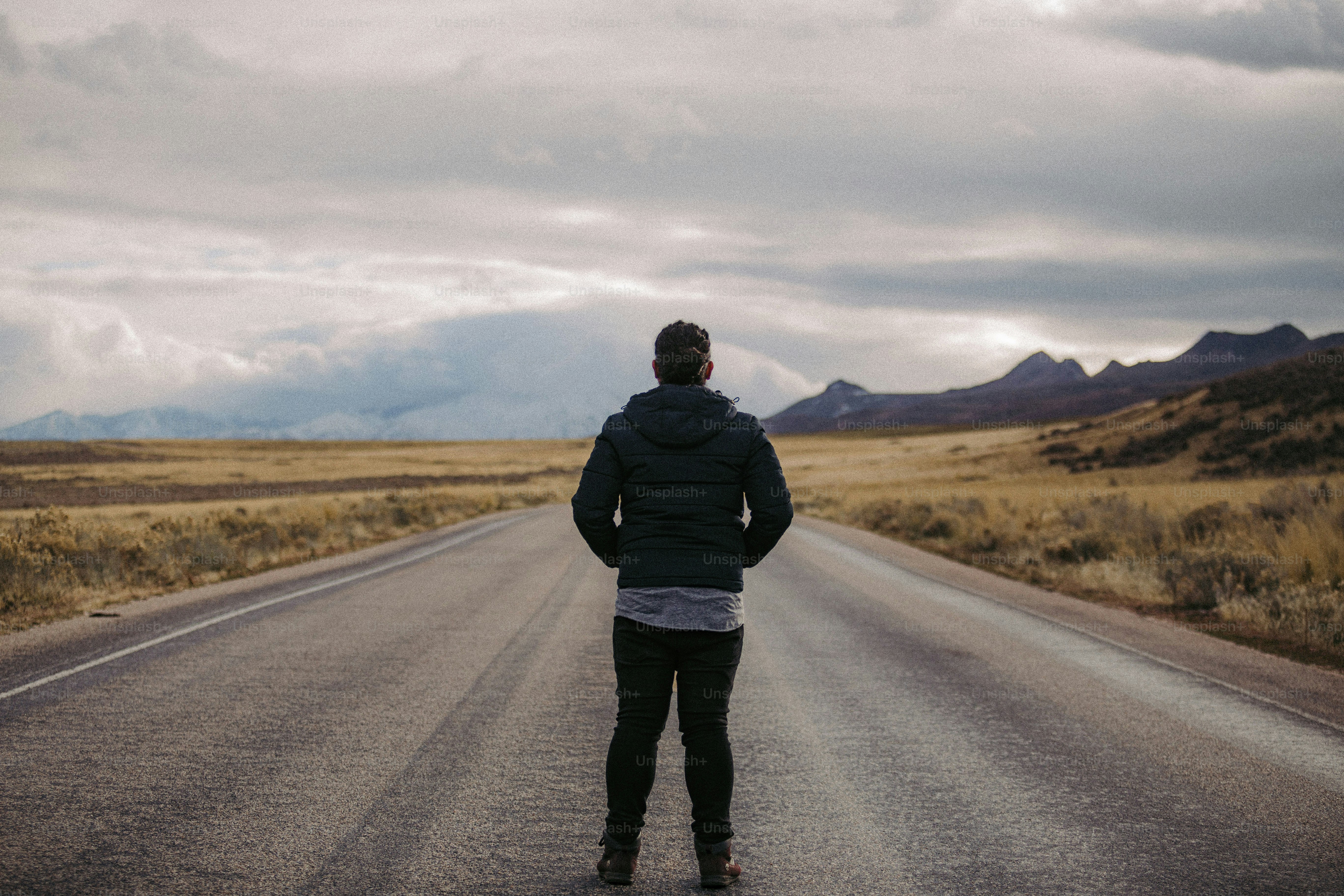 Foto Una persona parada en medio de una carretera – Persona Imagen en ...