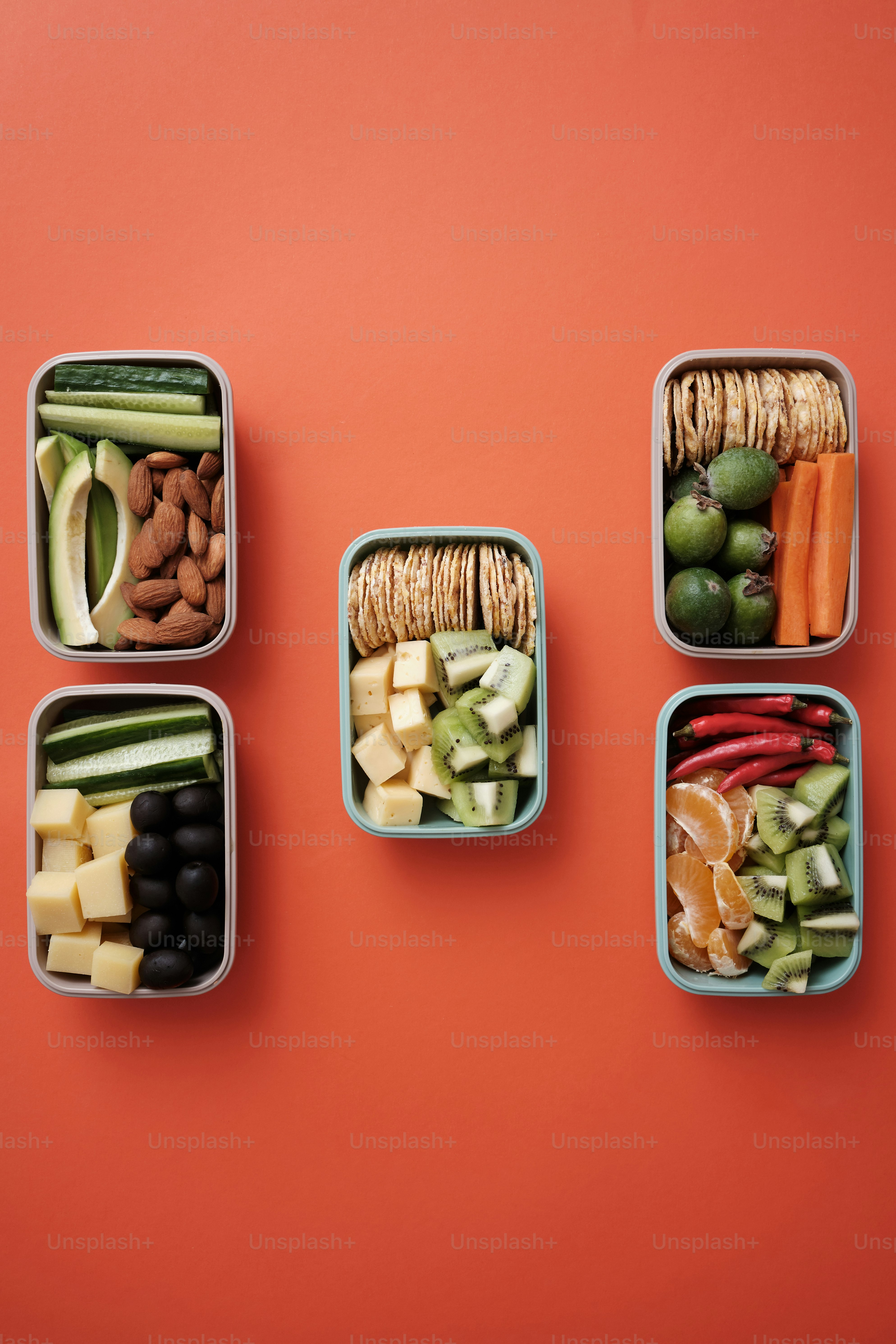 Cuatro latas llenas de diferentes tipos de alimentos foto – Imagen de ...