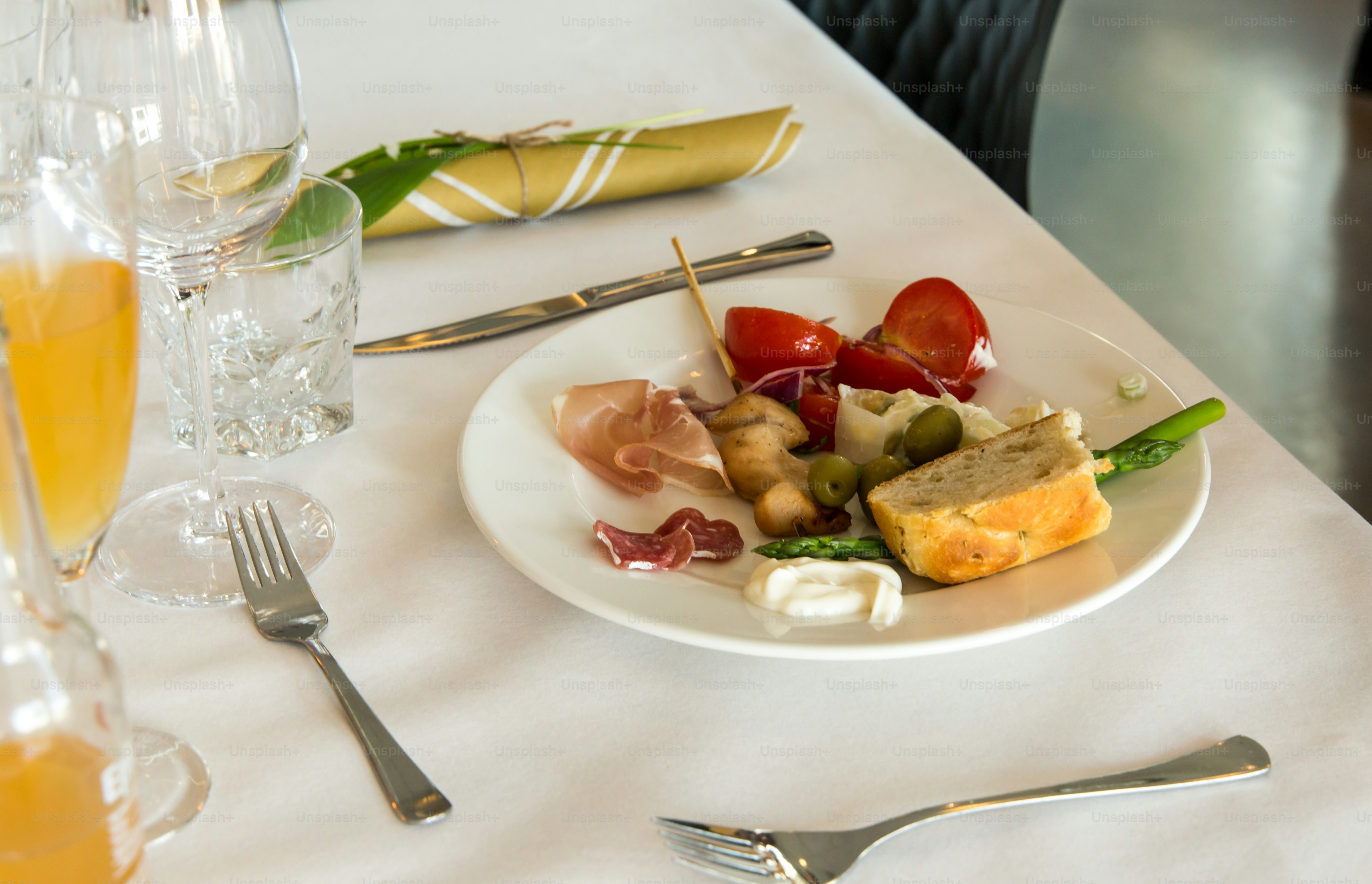 Foto Un plato de comida en una mesa con cubiertos – Comida y bebida ...
