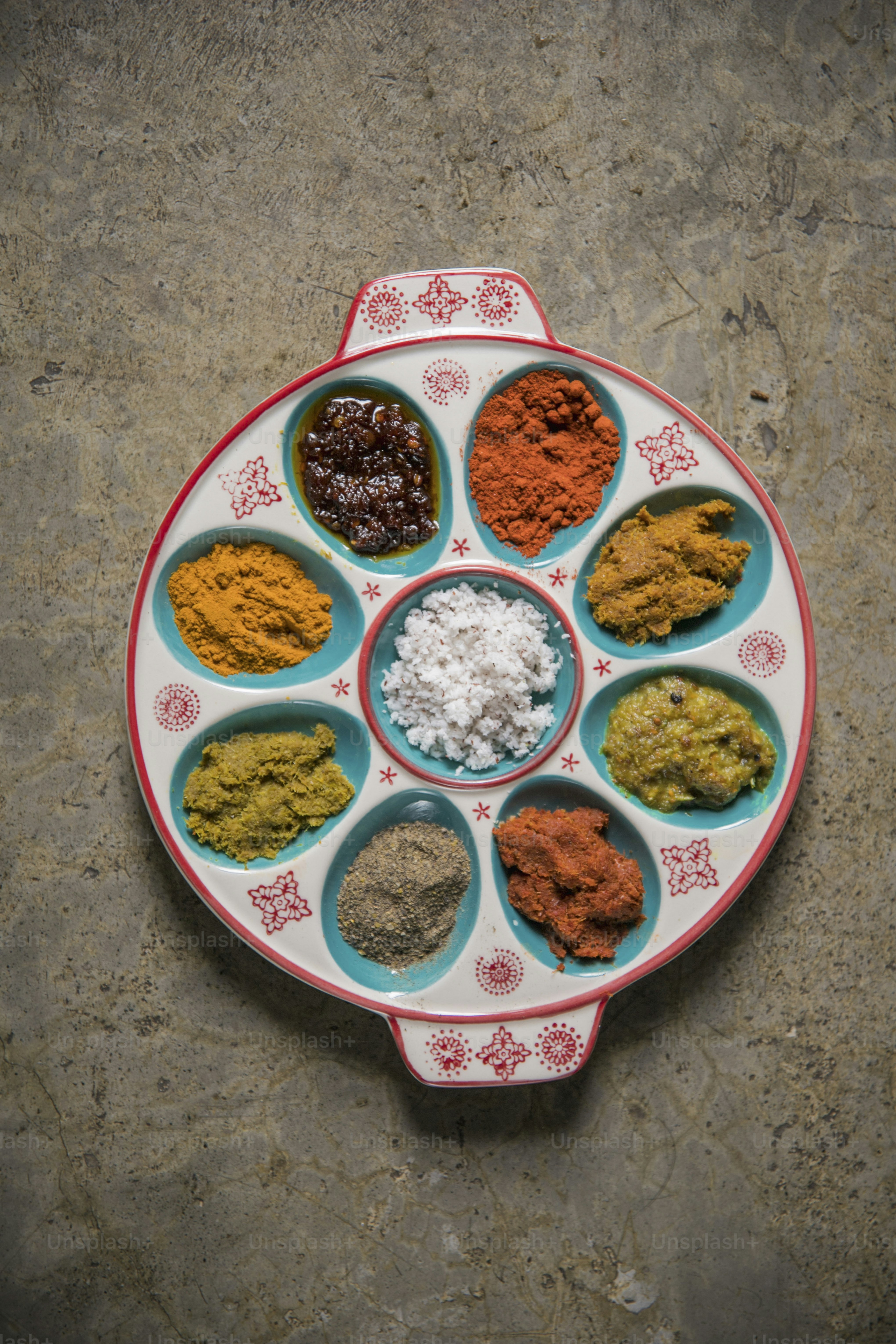 Une assiette de différentes épices sur une table photo – Aliments Photo ...