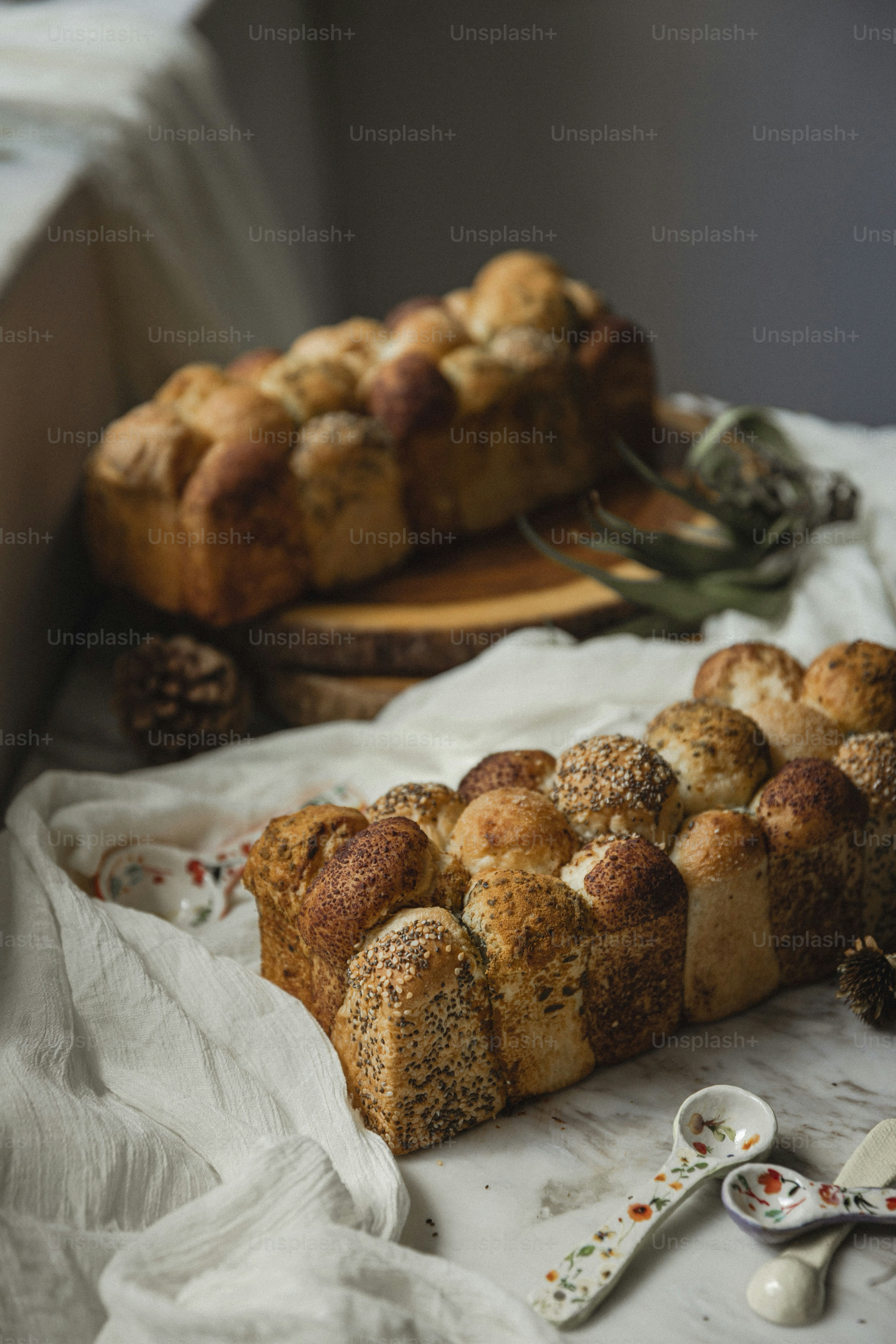 Un bouquet de pains assis sur une table photo – Aliments Photo sur Unsplash
