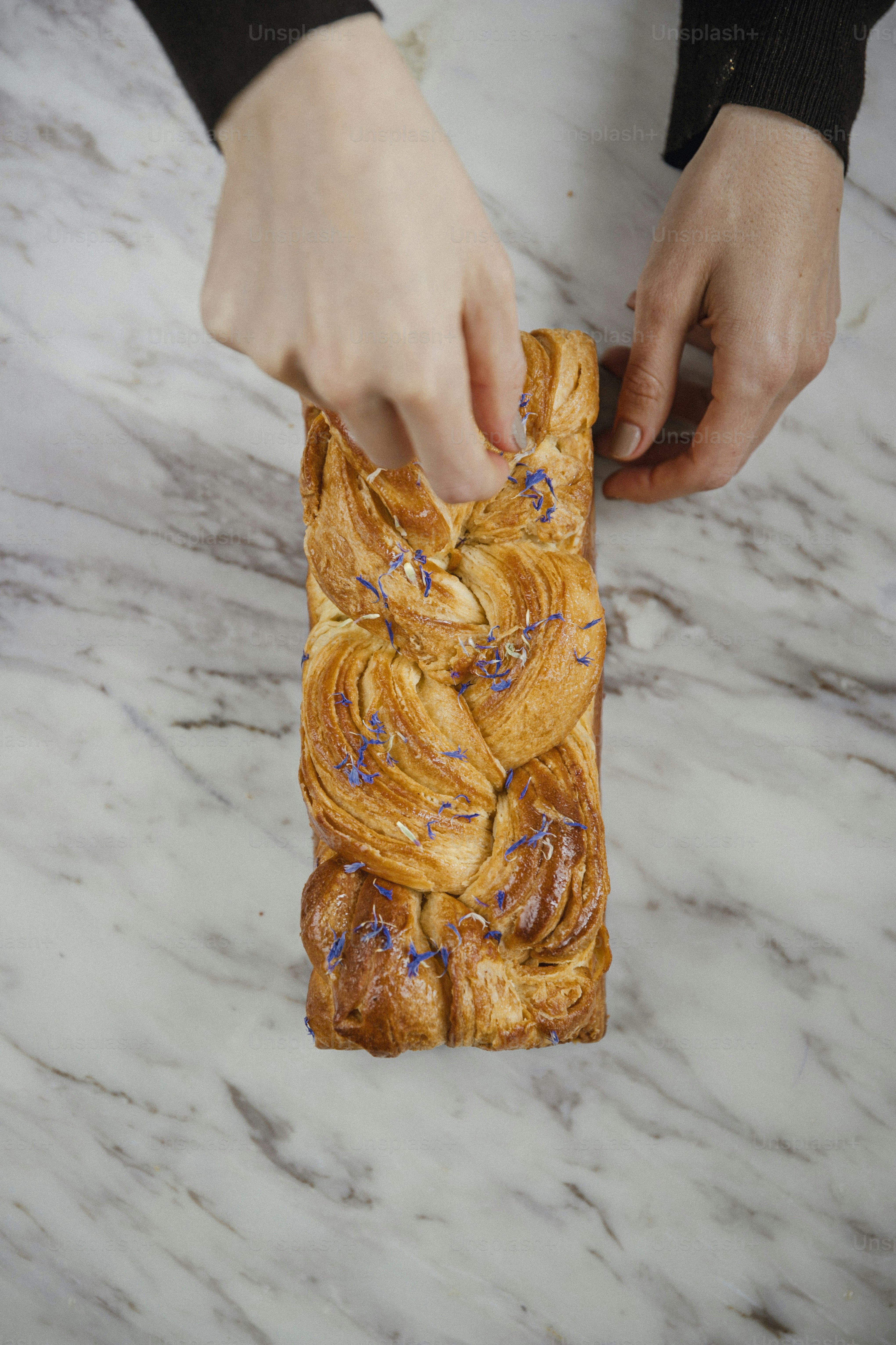 Una persona sosteniendo un pedazo de pan en la mano foto – Imagen de ...