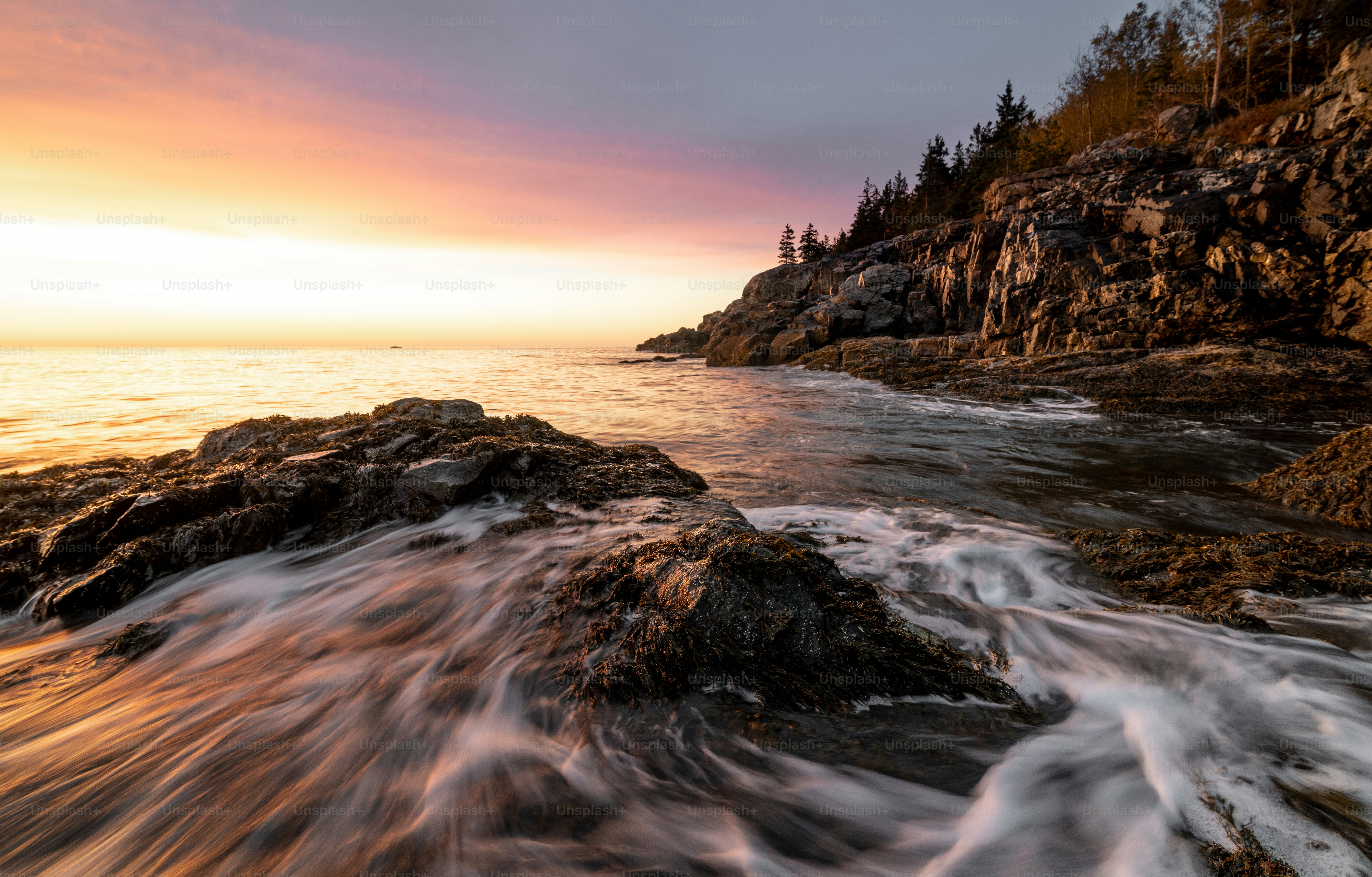 Foto zum Thema Ein großes Gewässer neben einem felsigen Ufer – Bild zu ...