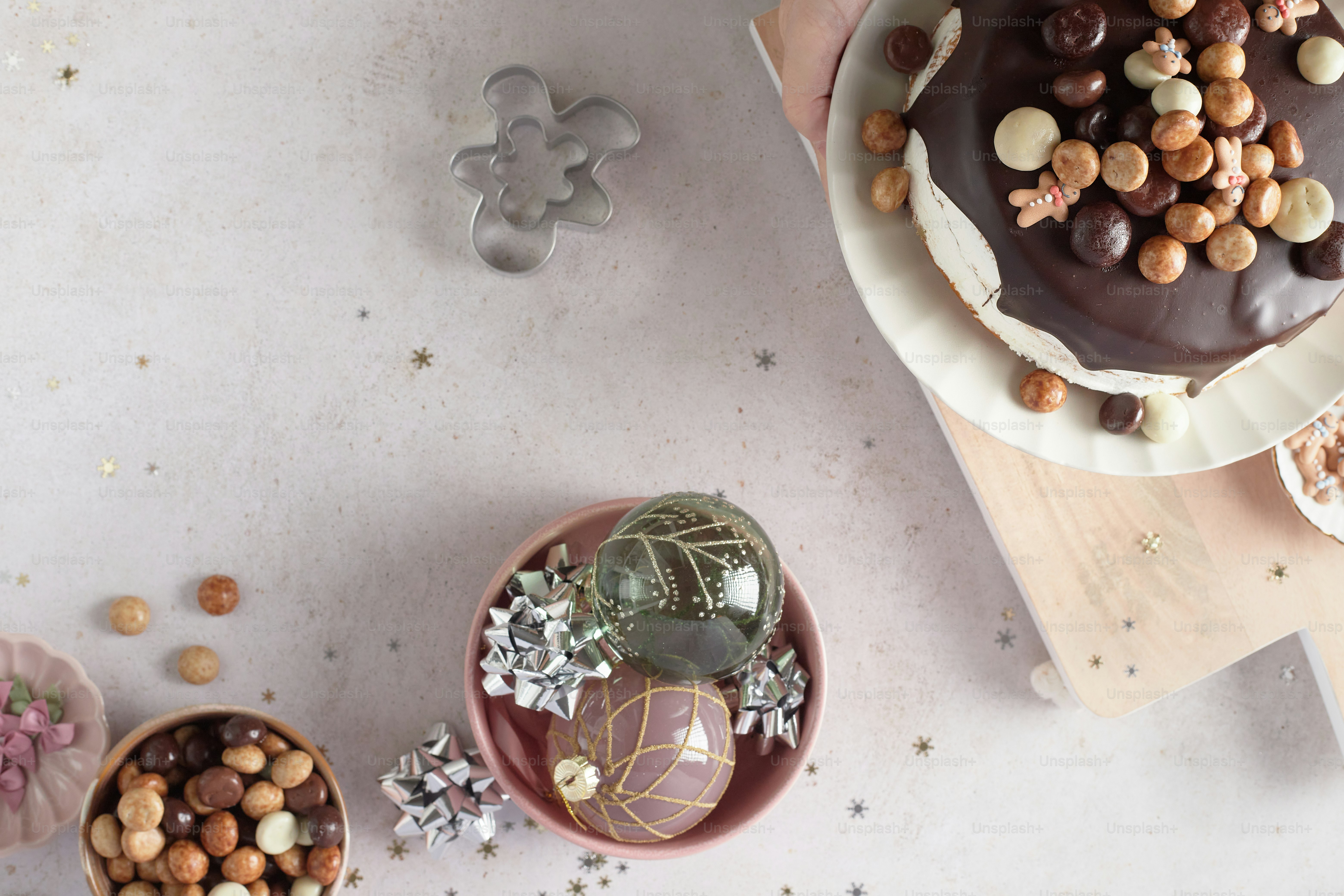 Foto Una mesa con comida y un plato de comida – Decoración Imagen en ...