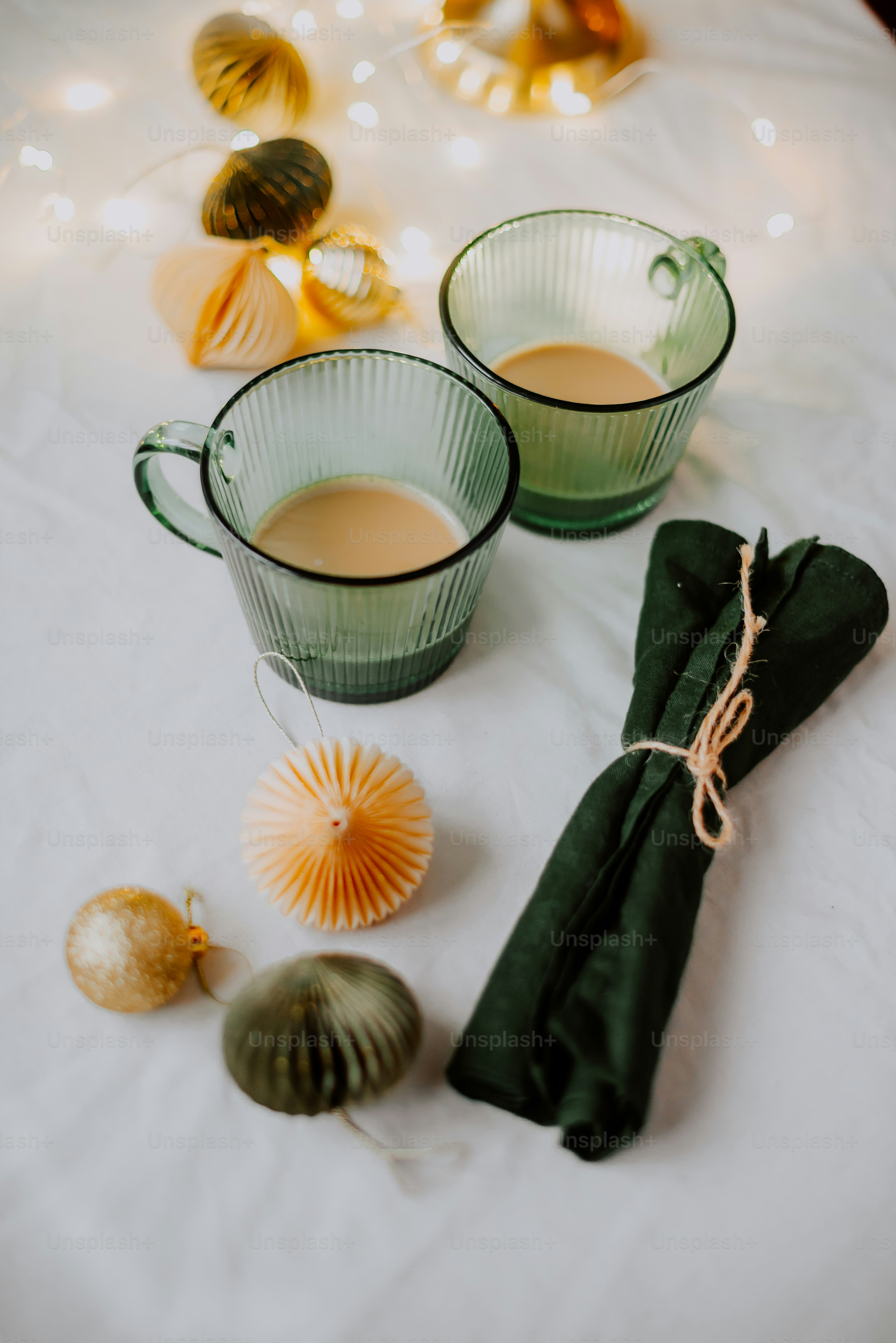 A group of tea cups with tea photo – Christmas tea Image on Unsplash