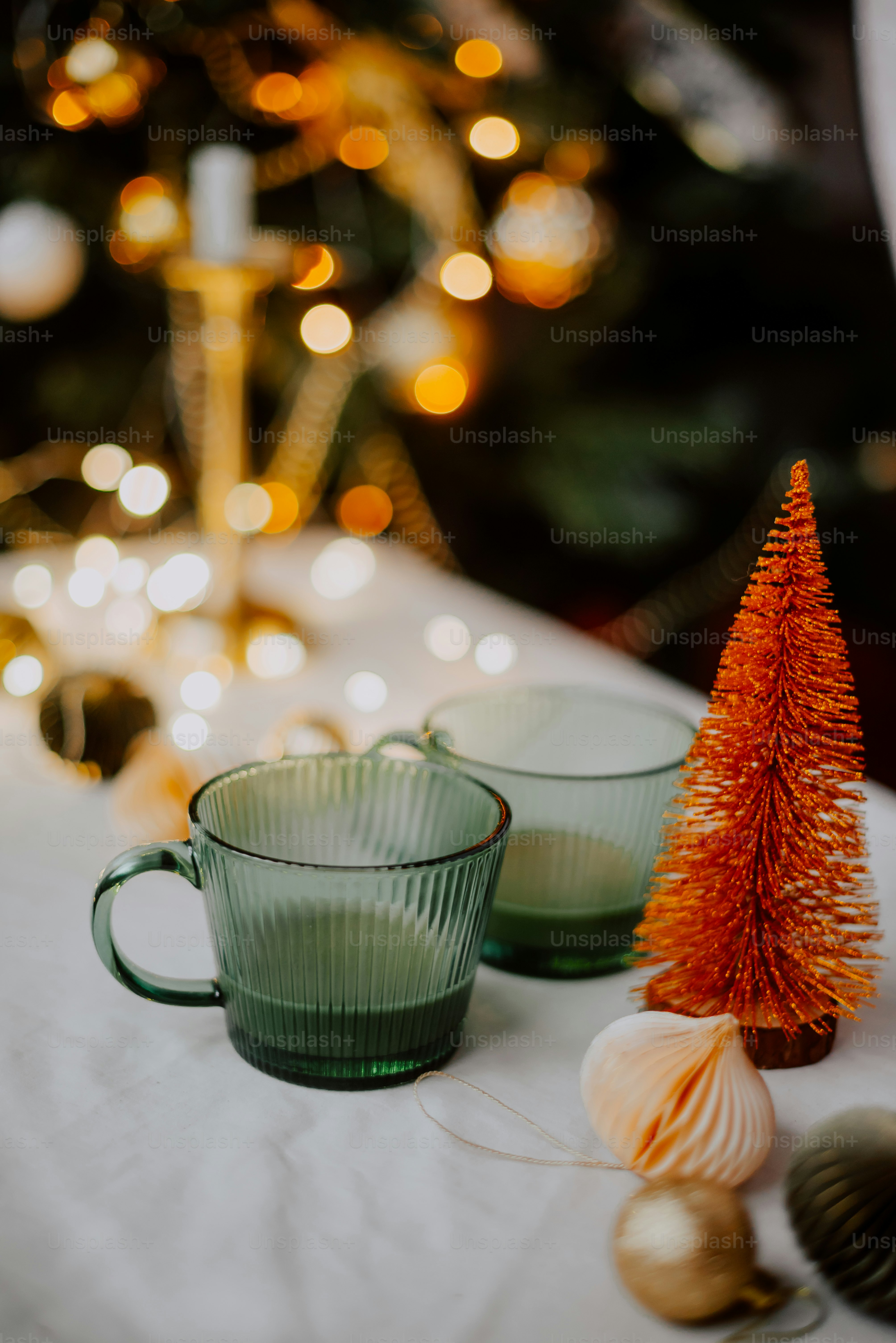 A couple of tea cups on a table photo – Cup Image on Unsplash