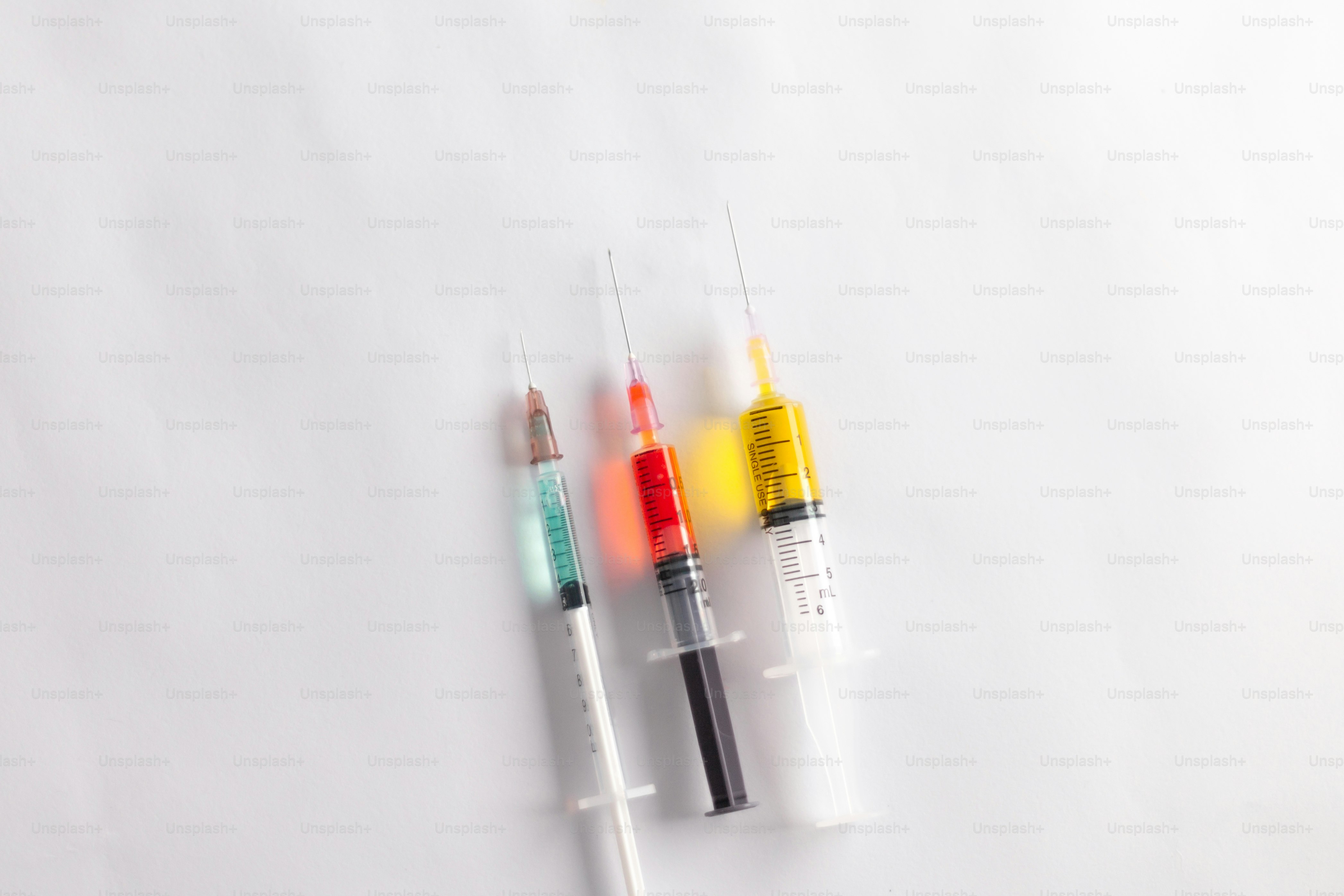 Quelques seringues contenant du liquide coloré photo – Médicament Photo ...