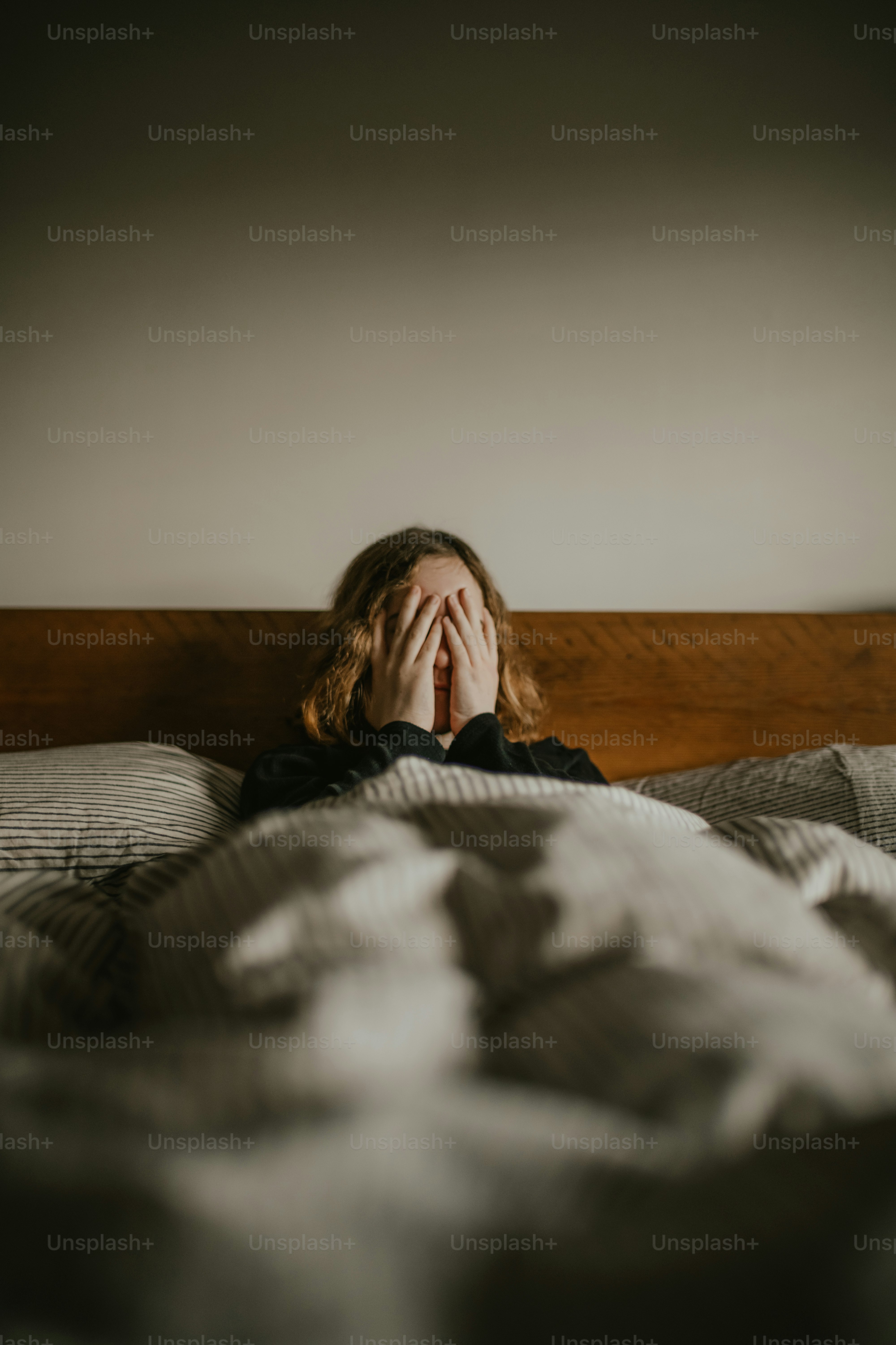 Foto Una persona acostada en una cama – Mujer Imagen en Unsplash
