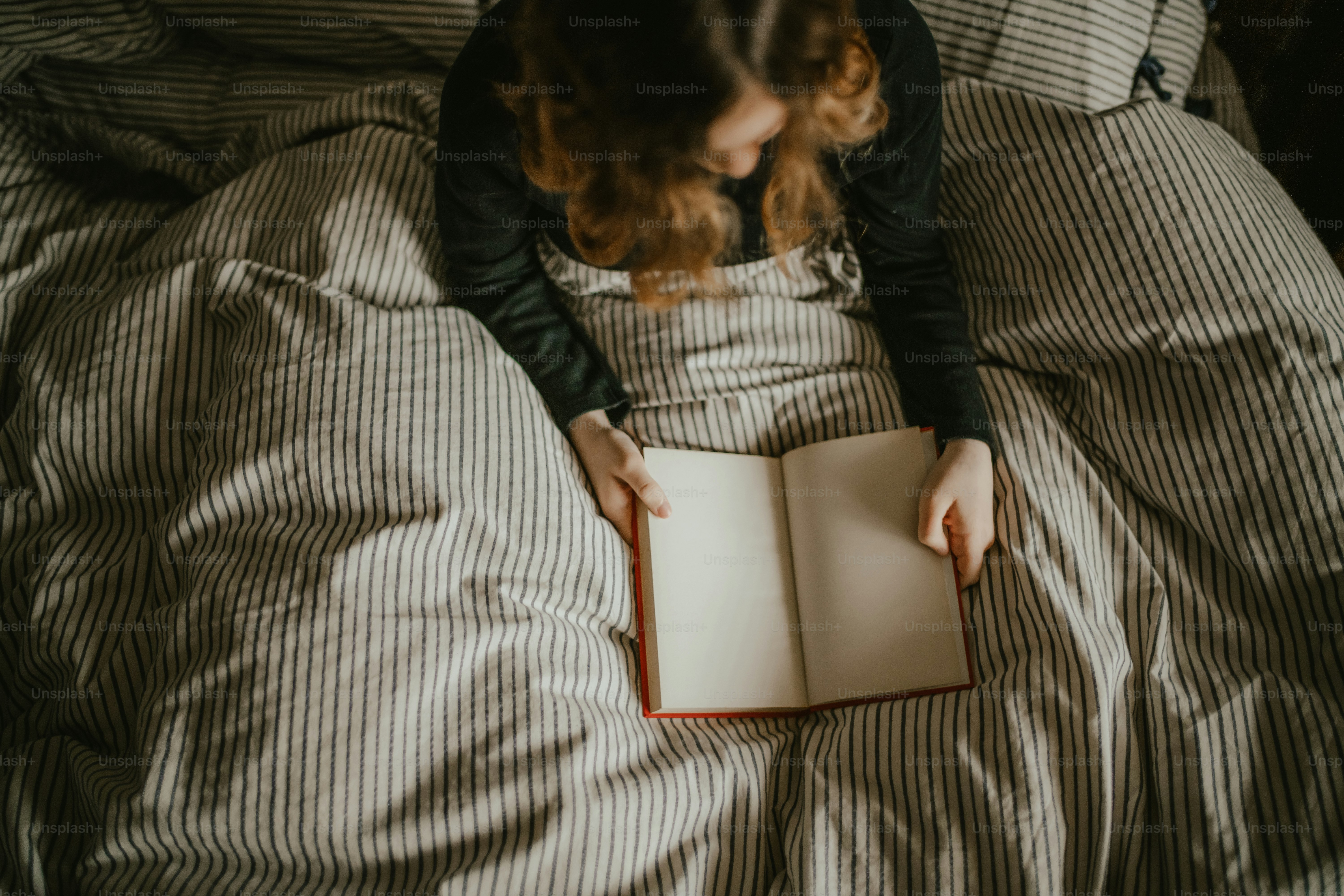 A person reading a book photo – Bedding Image on Unsplash