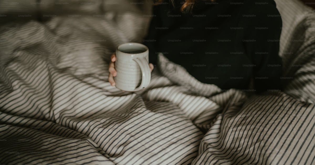 Une Femme Tenant Une Tasse Photo Femelle Photo Sur Unsplash