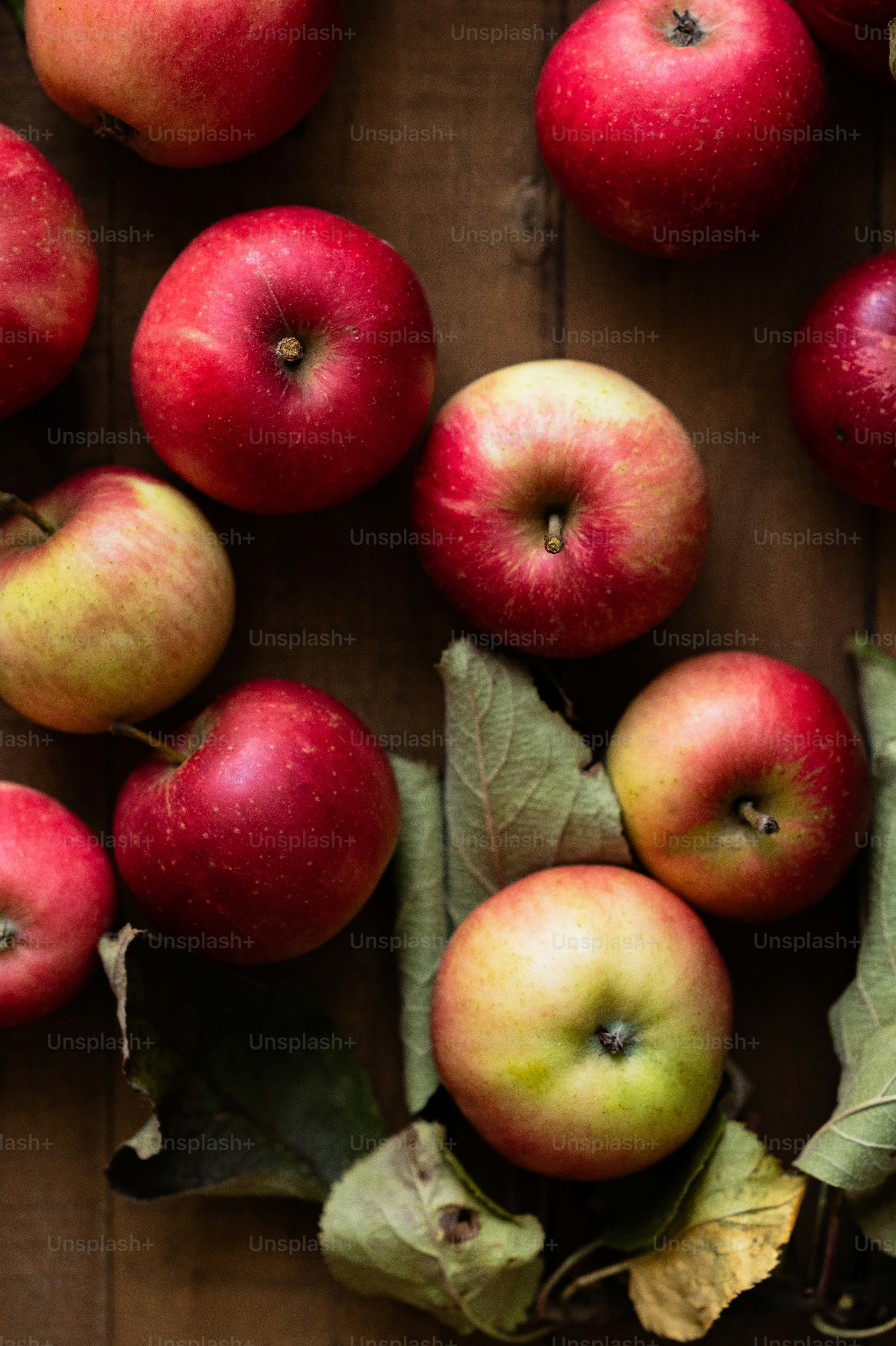 A bunch of apples on a table photo – Healthy food Image on Unsplash