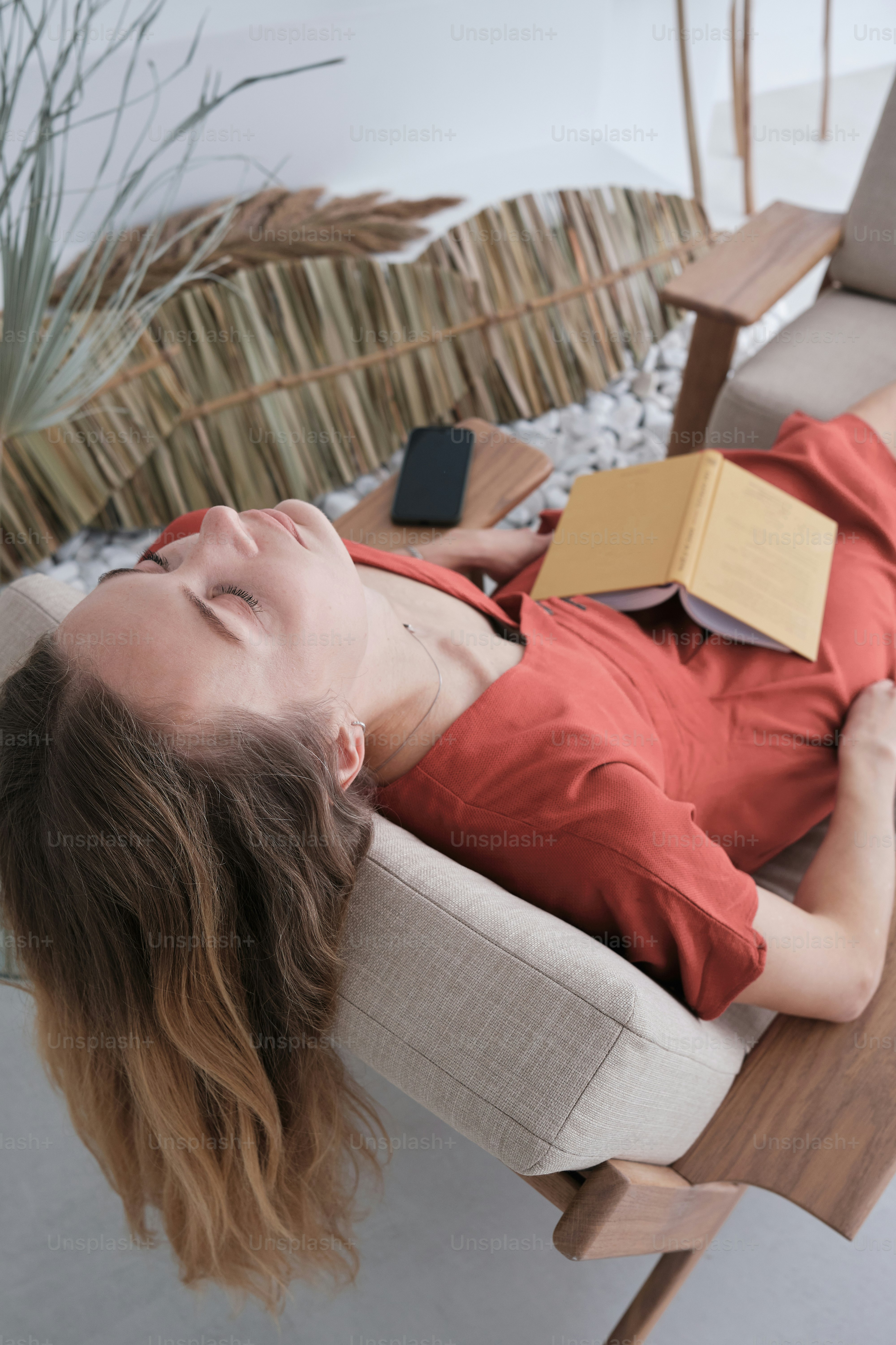 Una persona acostada en una cama foto – Imagen de Mujer en Unsplash