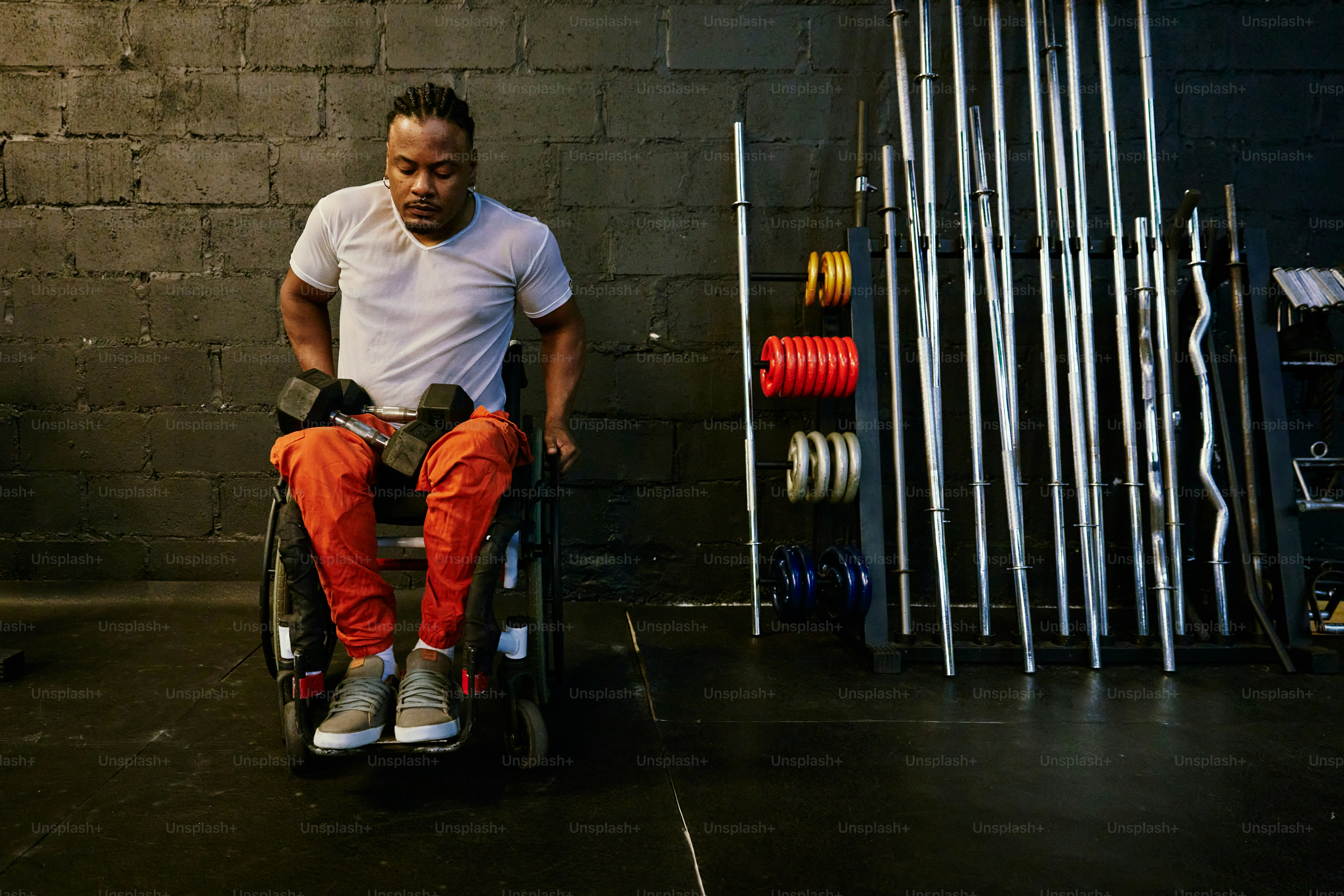 Un homme assis sur un scooter photo – Handicaper Photo sur Unsplash