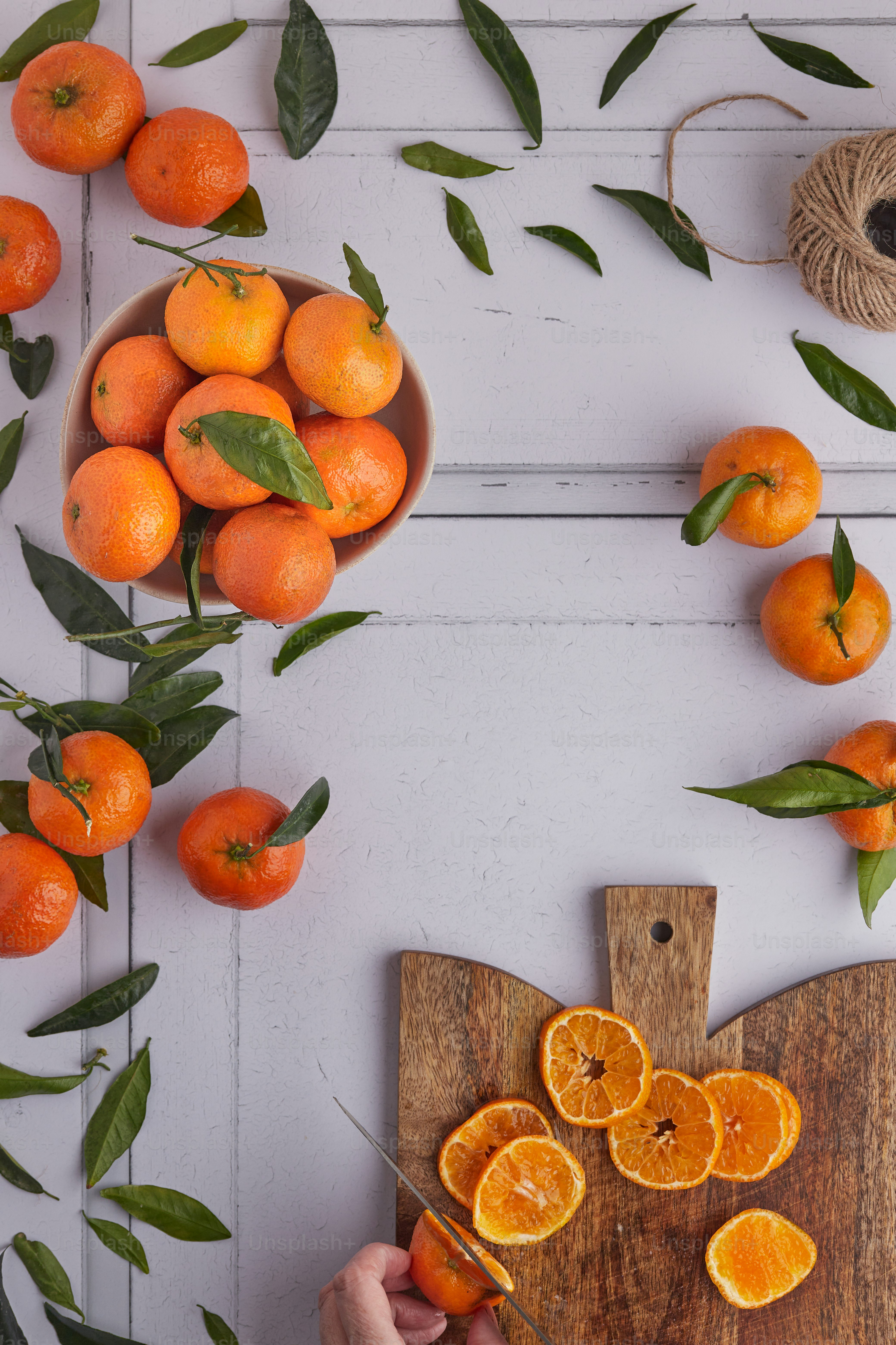 Foto Un grupo de naranjas en una rama – Fruta Imagen en Unsplash