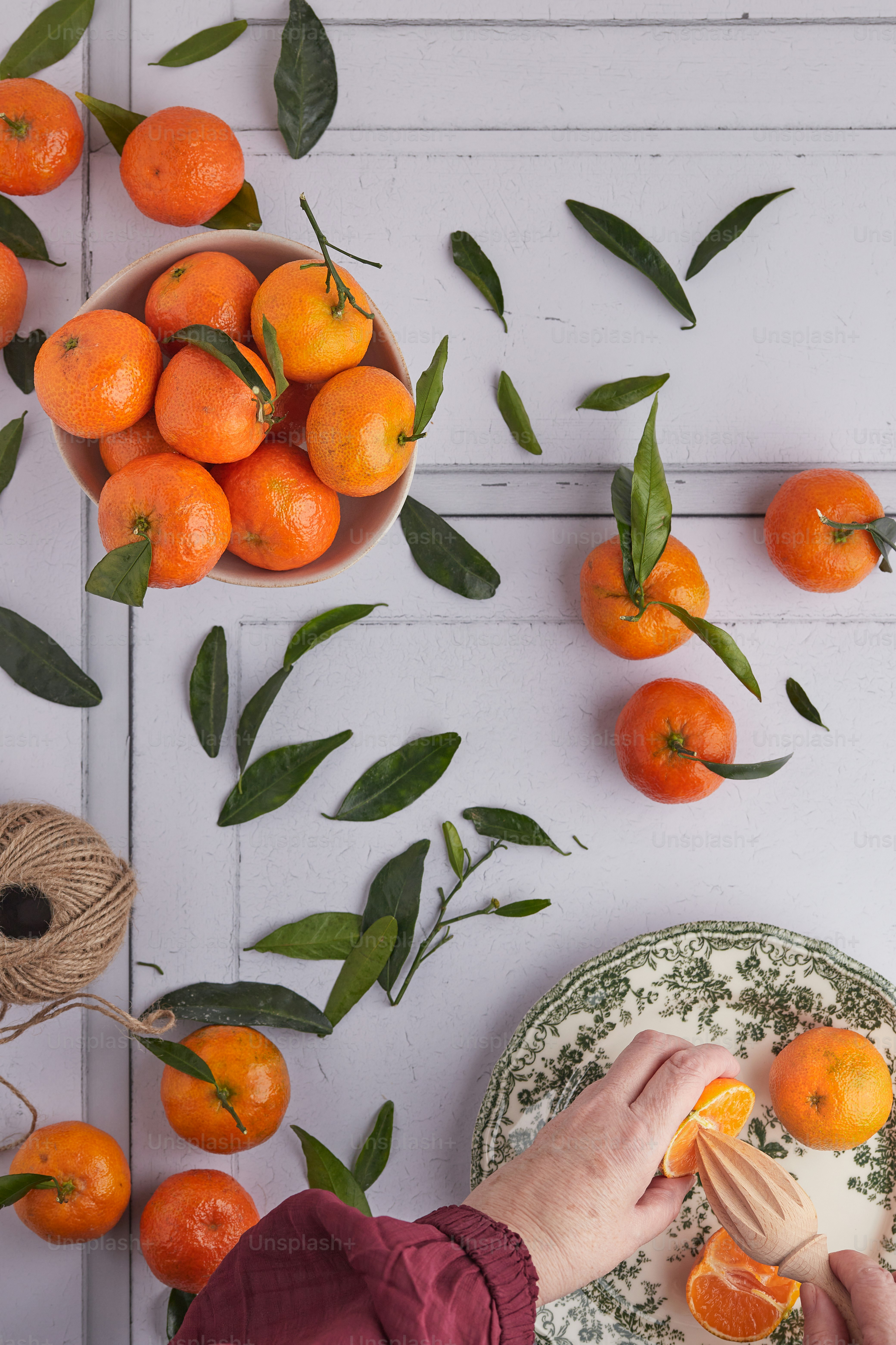 Foto Una mano sosteniendo una pequeña fruta naranja – Fruta Imagen en ...