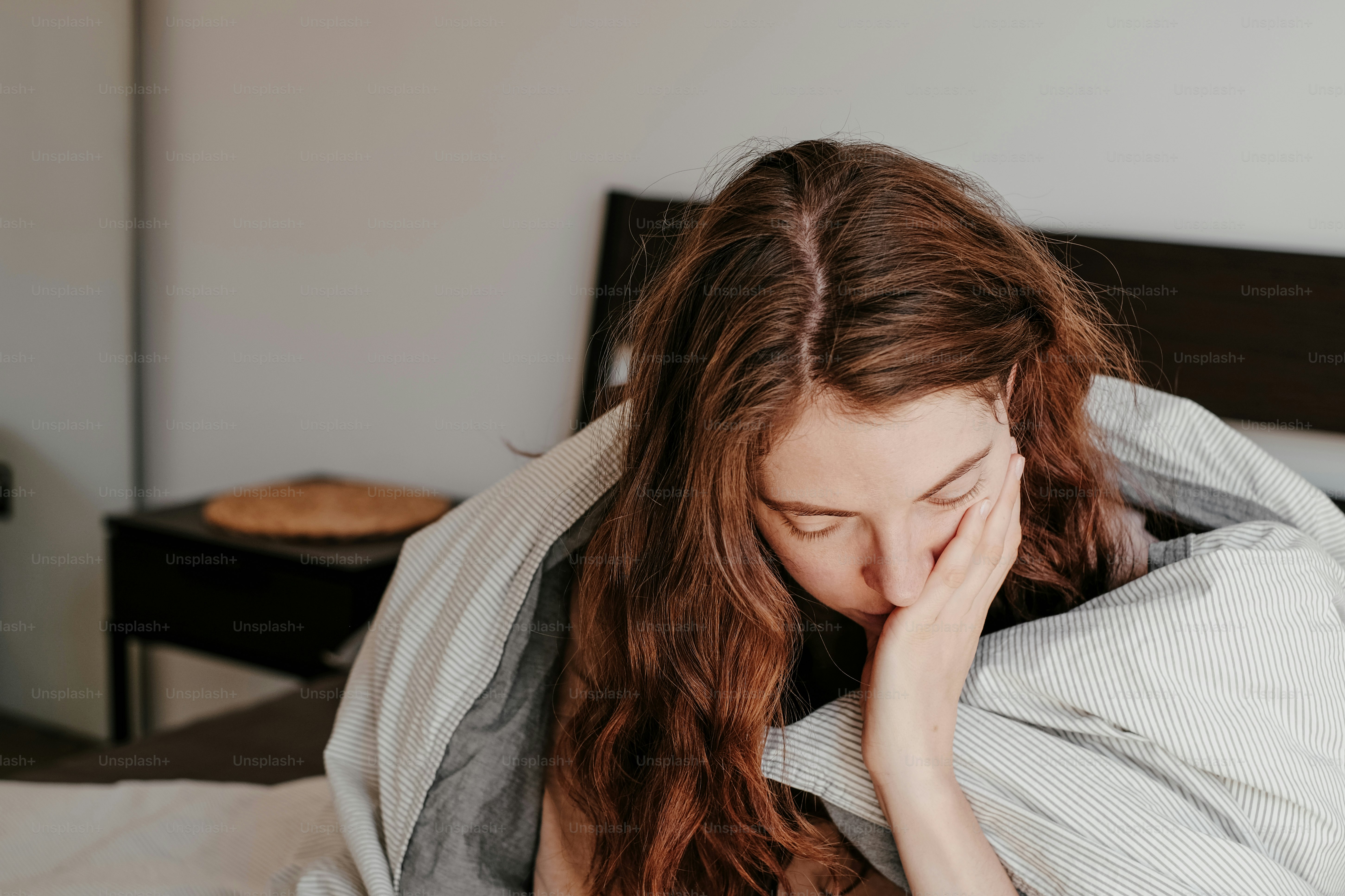 Foto Una persona durmiendo en una cama – Mujer Imagen en Unsplash