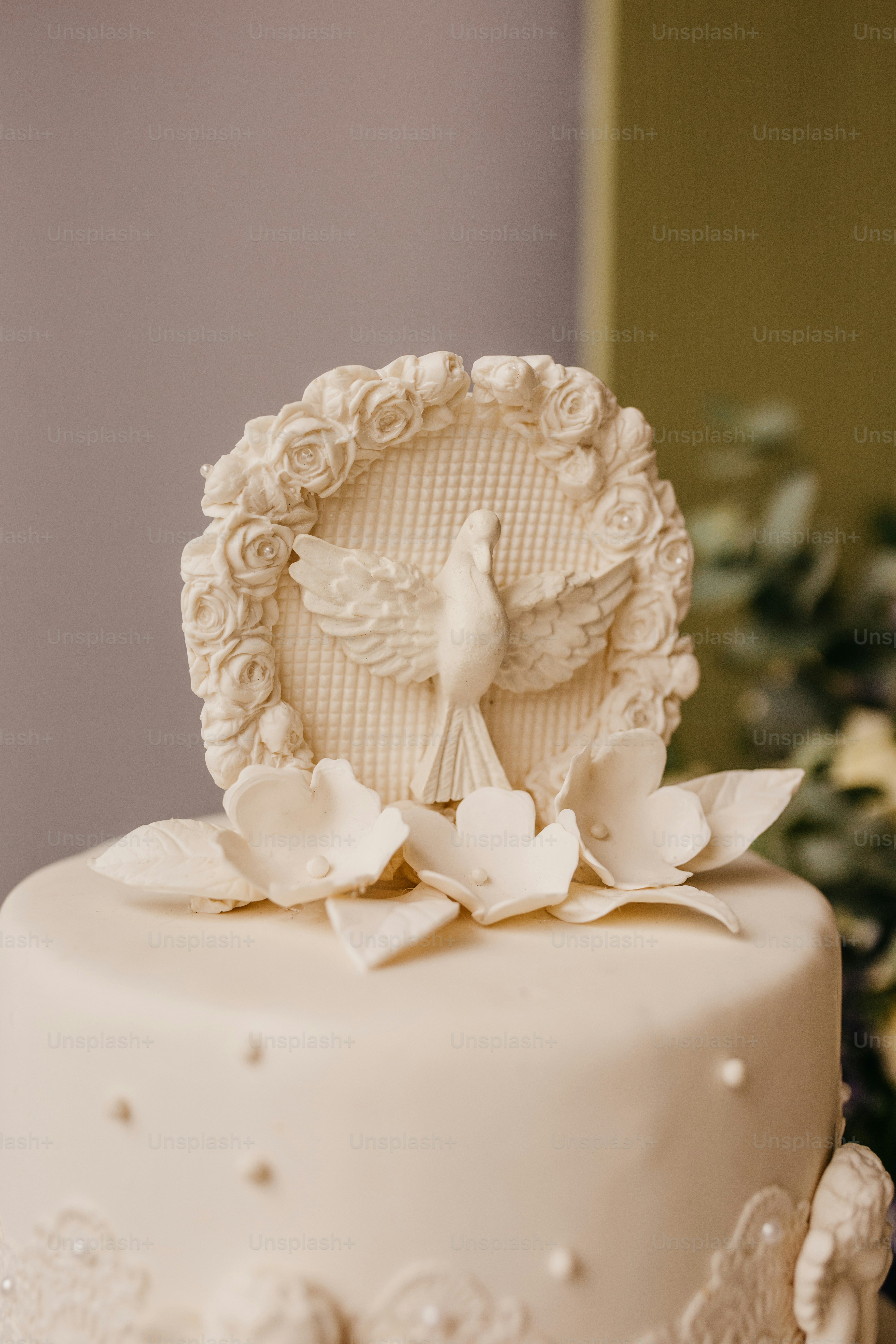 a cake with a white frosting and a white flower on top photo ...