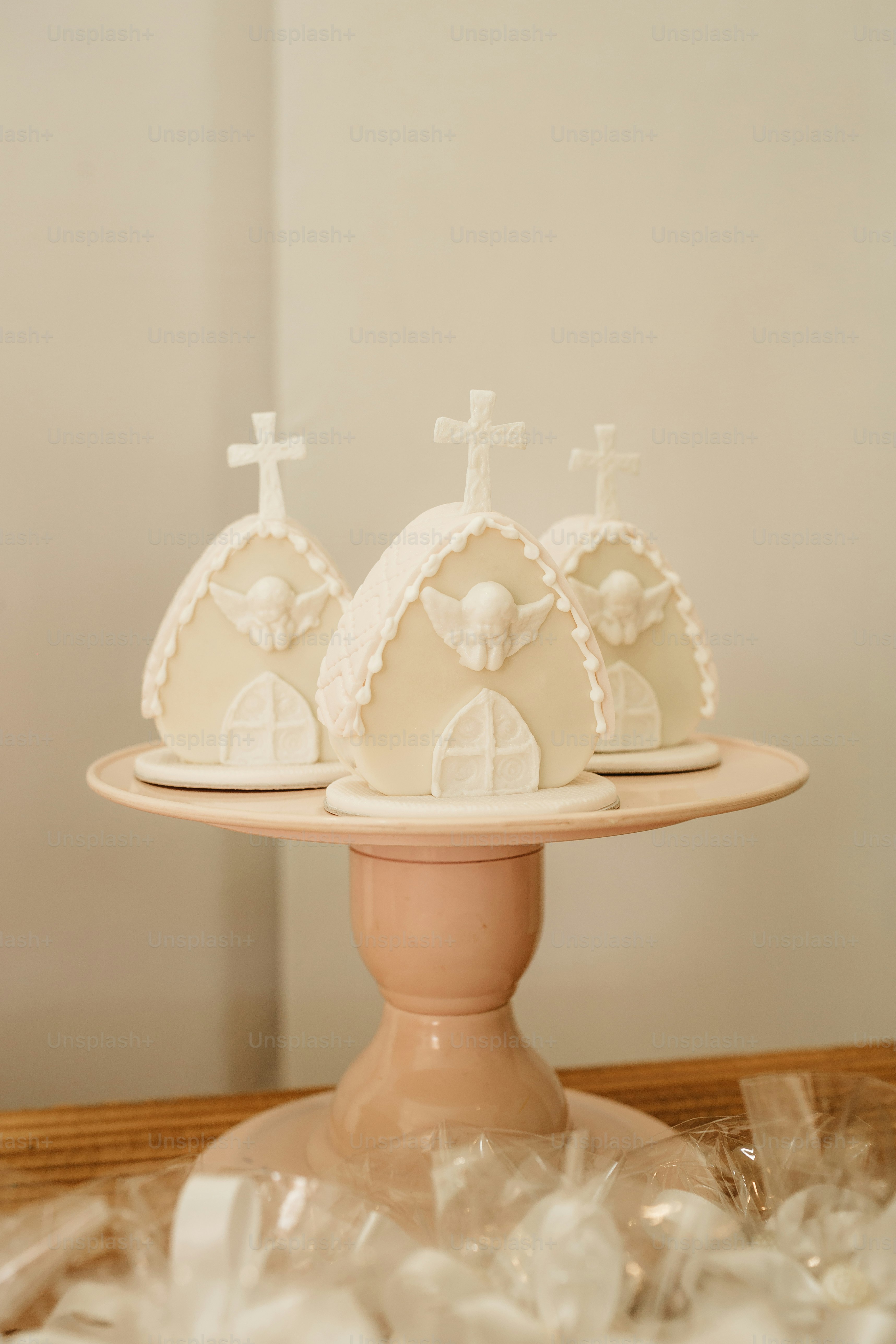Foto Un pastel blanco con glaseado blanco – Comida de boda Imagen en ...