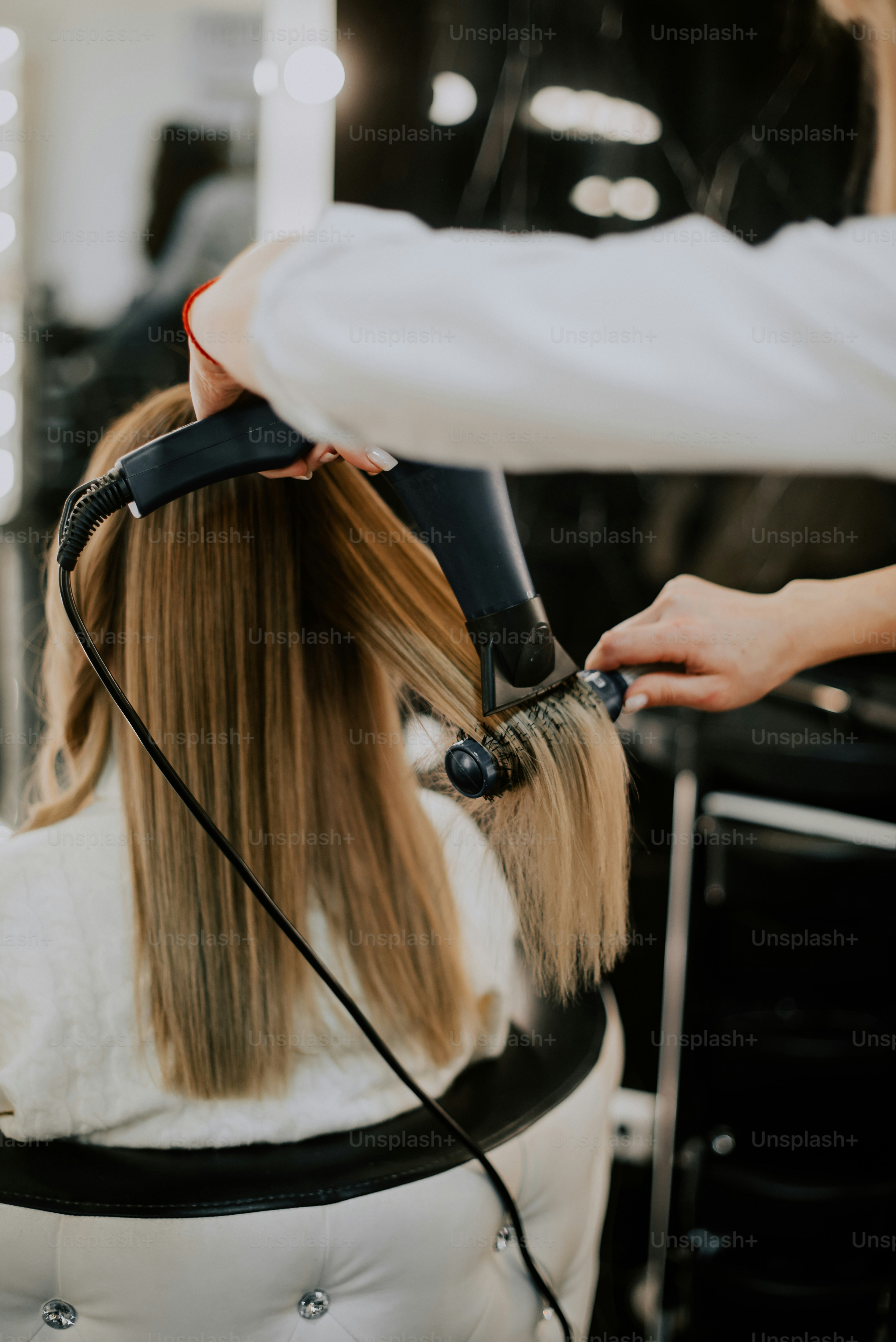 A person getting the hair done photo – Salon Image on Unsplash